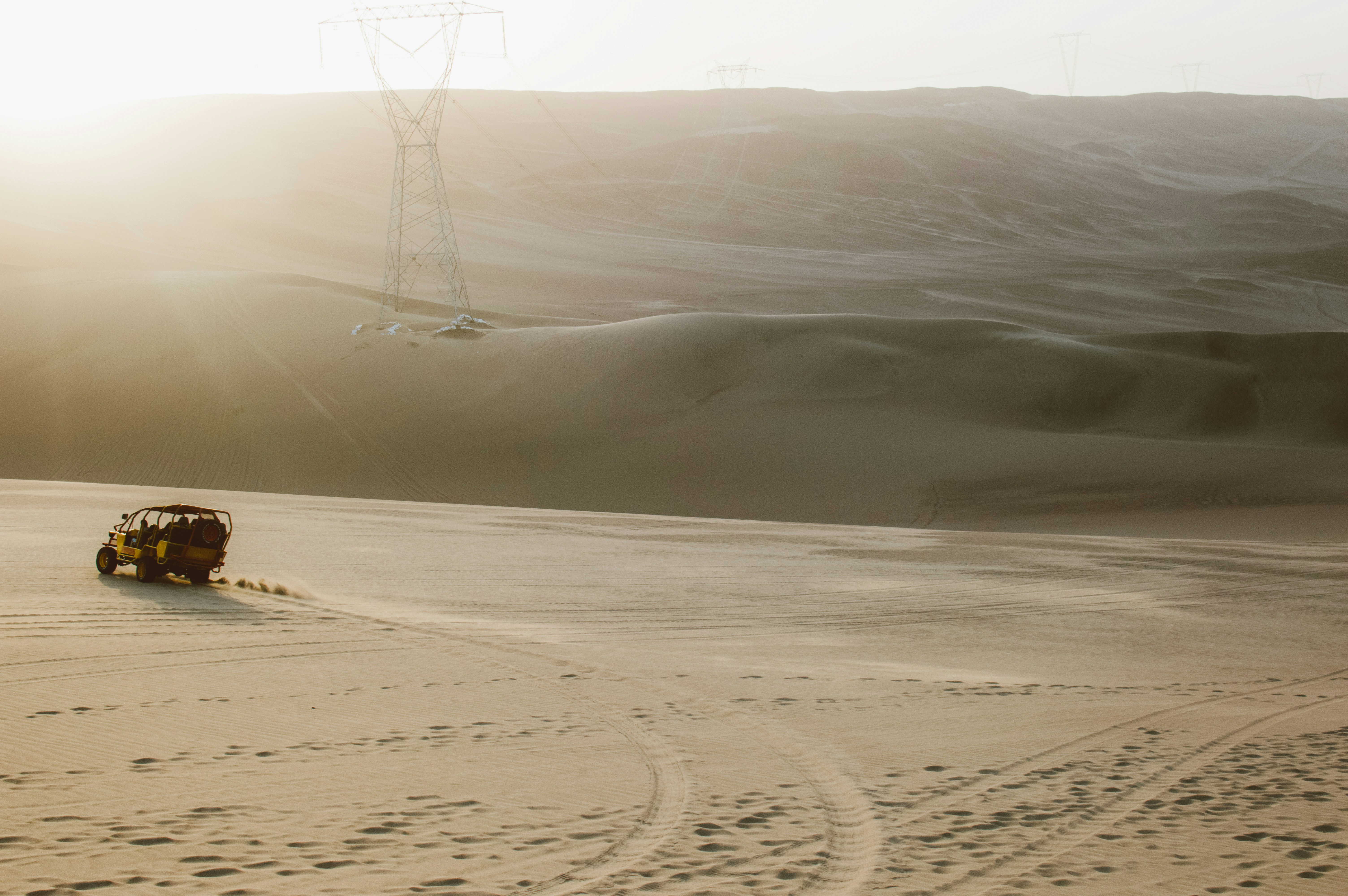 Un véhicule traversant le désert par une journée ensoleillée photo ...