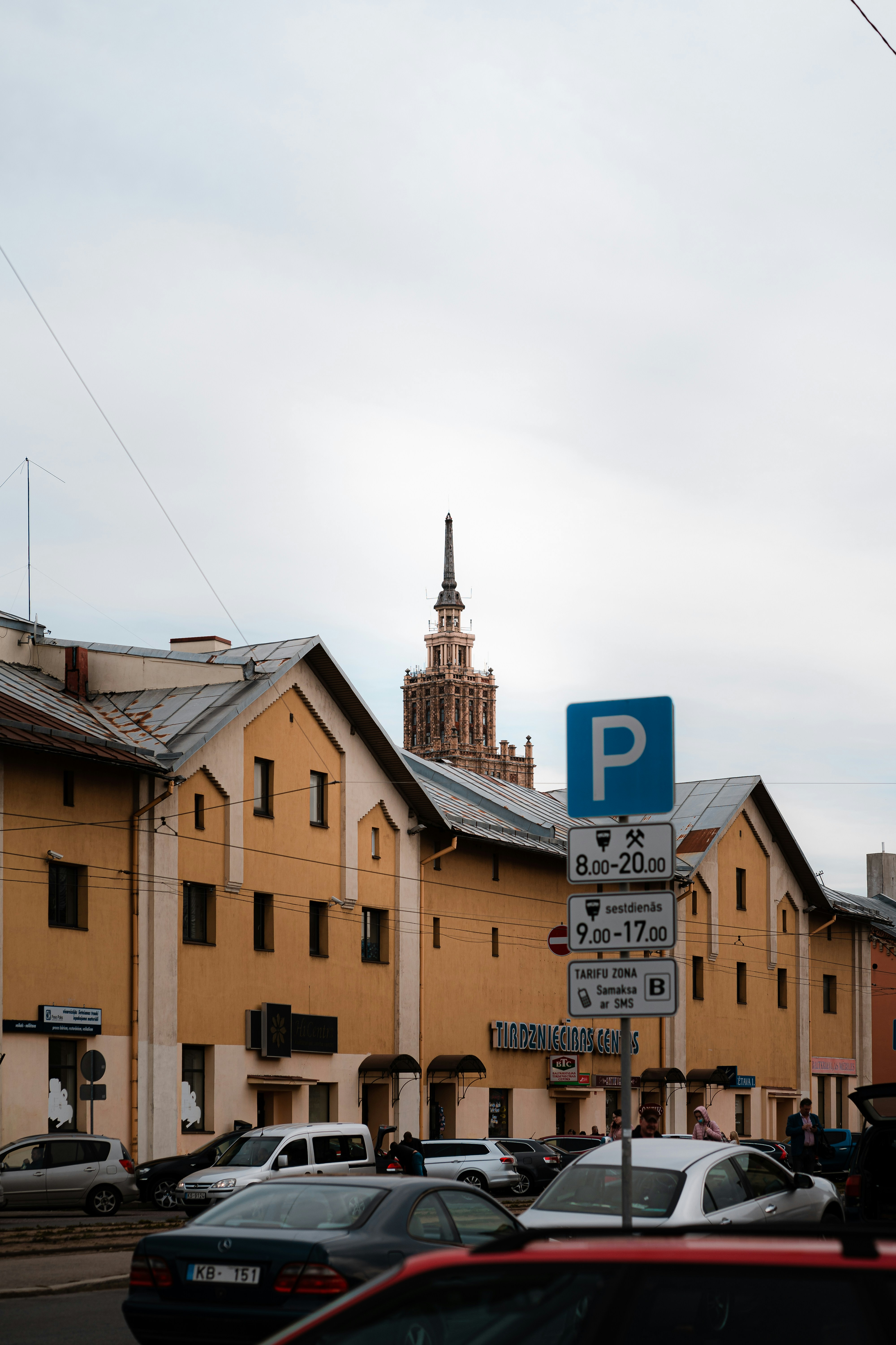 A blue parking sign sitting on the side of a road photo – Free Riga ...