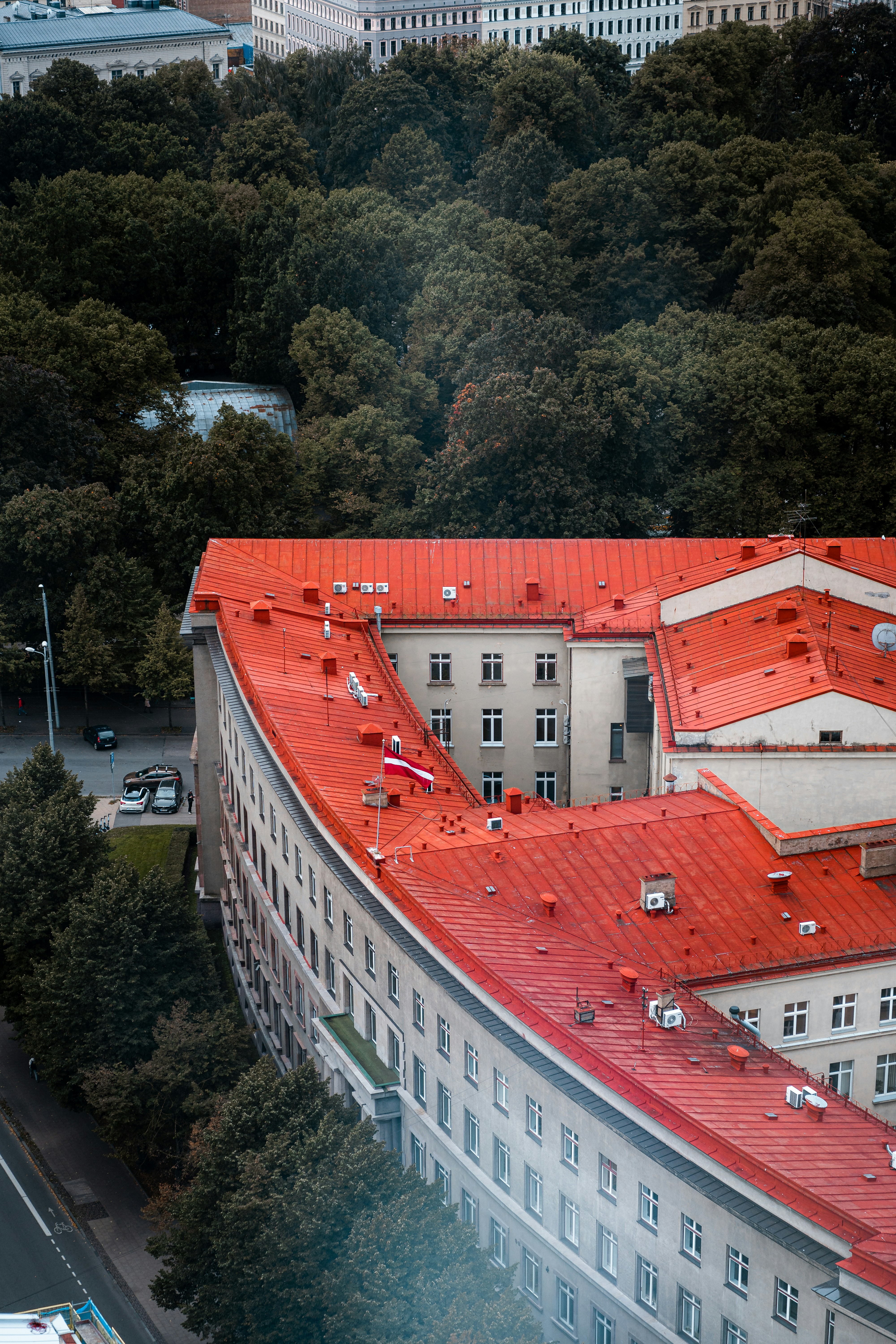 Une vue aérienne d’un bâtiment au toit rouge photo – Photo Lettonie ...