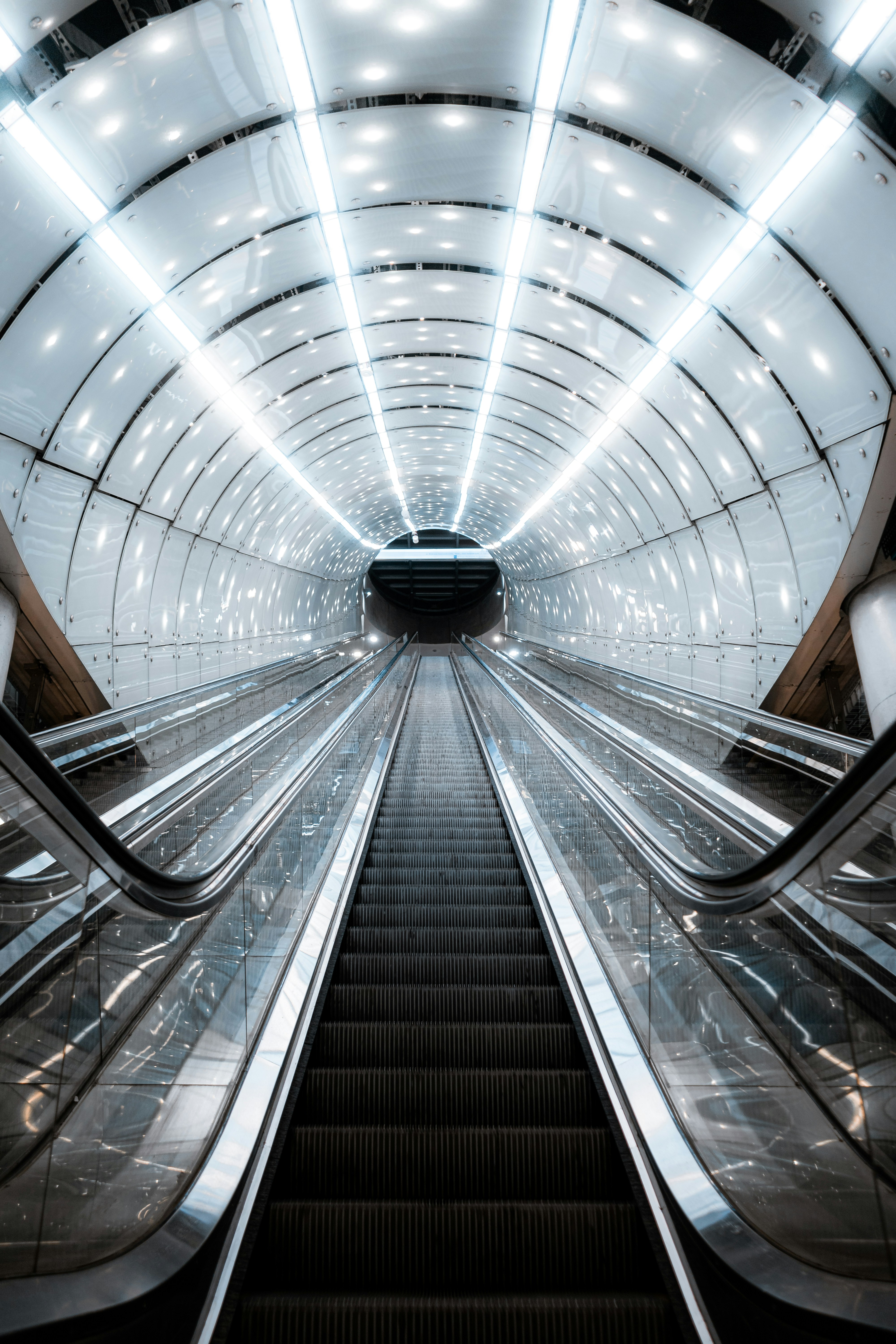 Uma escada rolante em uma estação de metrô com escadas rolantes foto ...