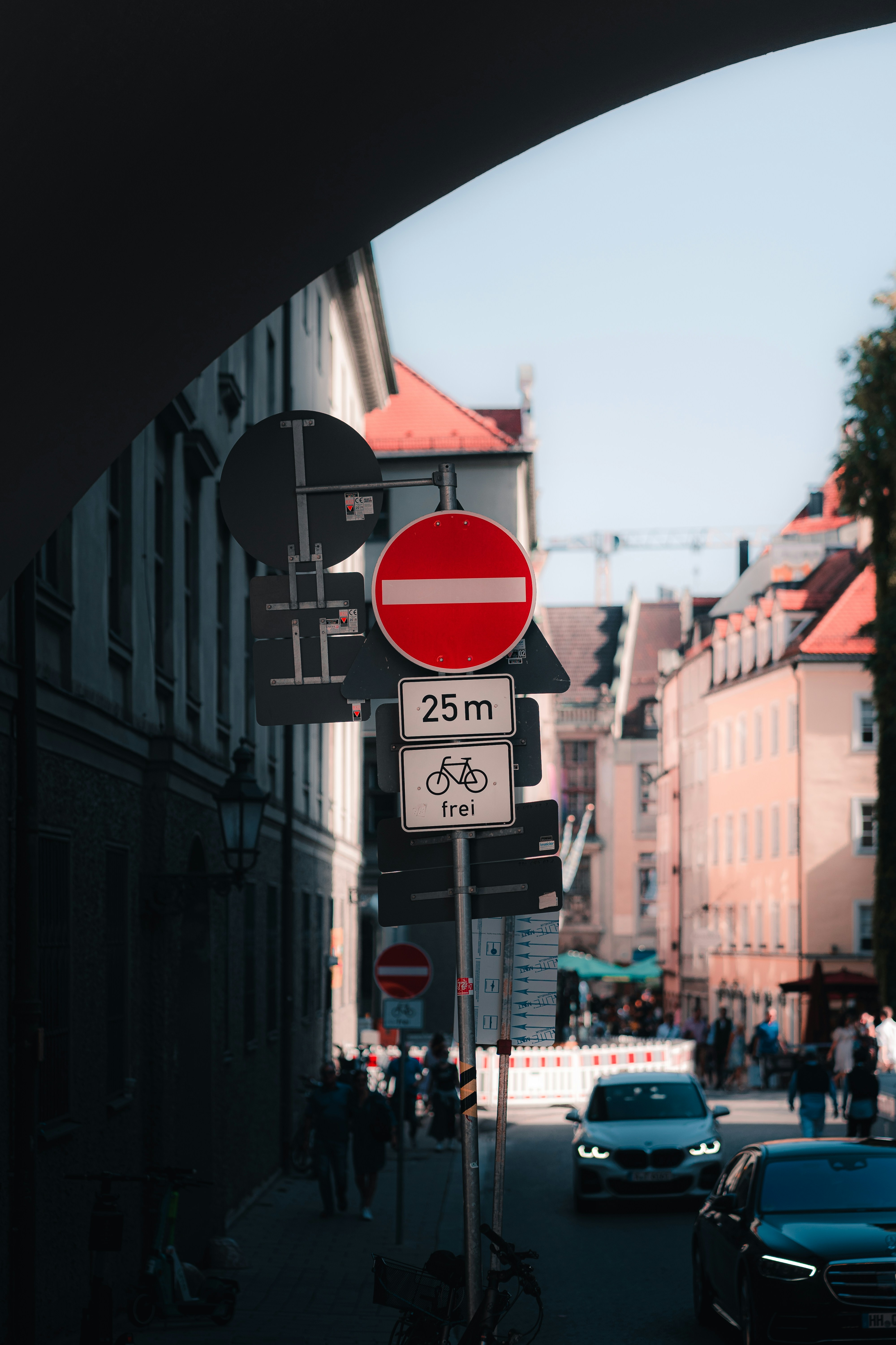 Foto zum Thema Ein rot-weißes Verkehrsschild am Straßenrand ...