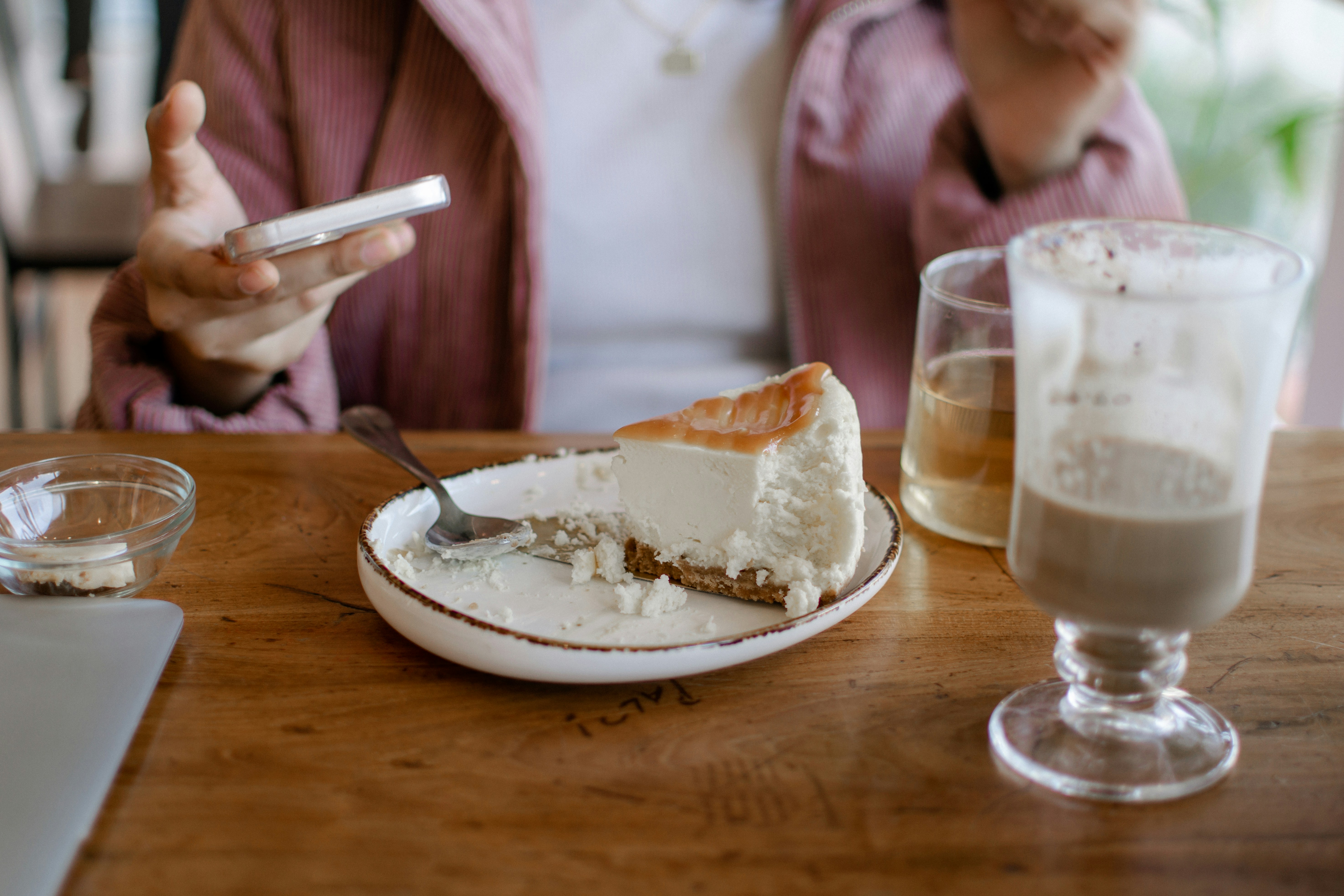 Slice of Conversation: Cheesecake, Coffee, and a Messenger Moment