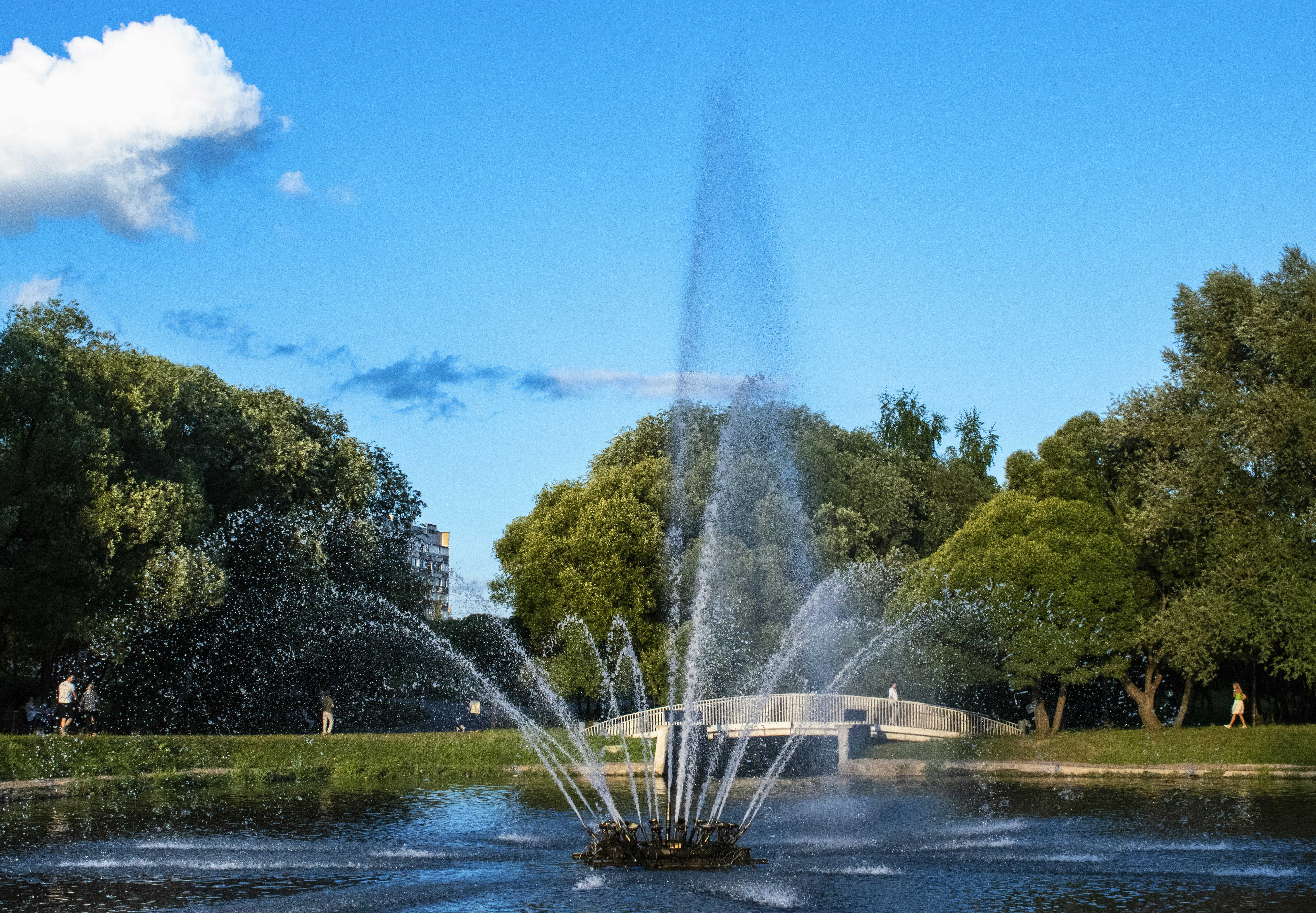 A large fountain spewing water in a park photo – Free Fountain Image on ...