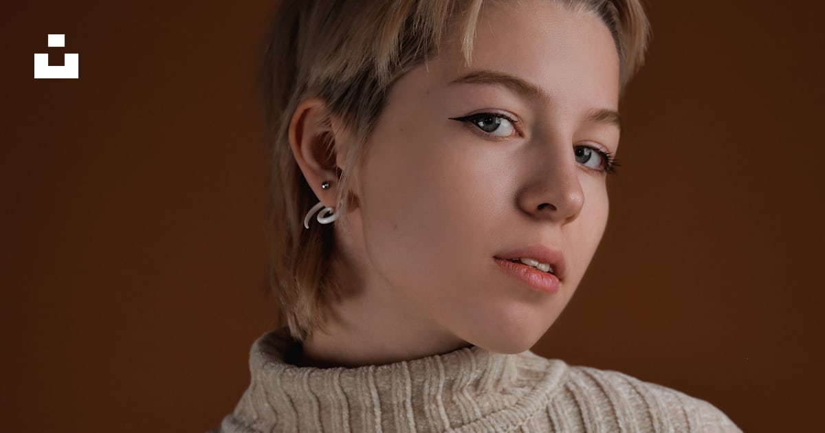 写真のポーズをとるタートルネックのセーターを着た女性の写真 Unsplashの肖像の無料画像