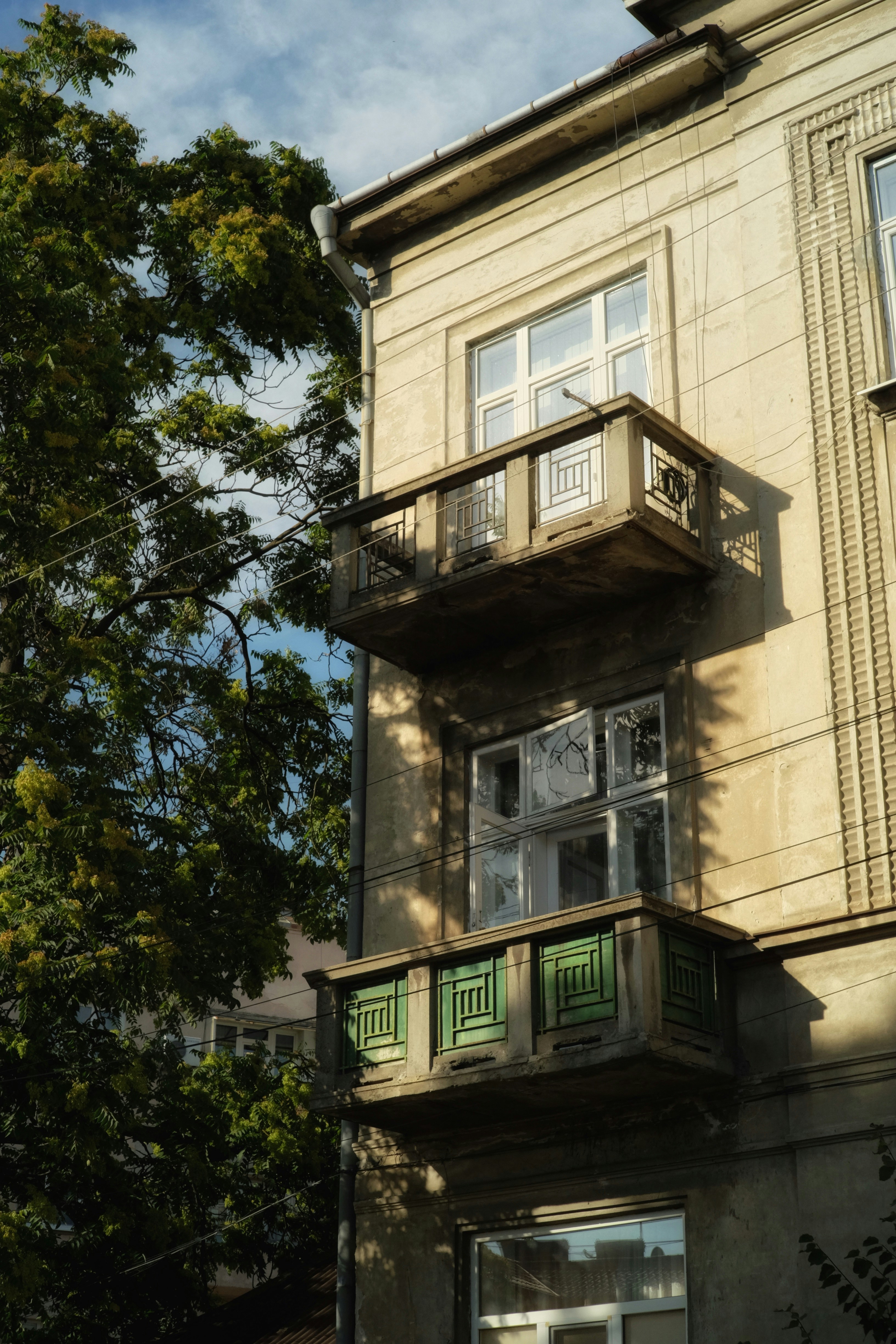 Un grand immeuble avec balcon et balcons photo – Photo Ville Gratuite sur Unsplash