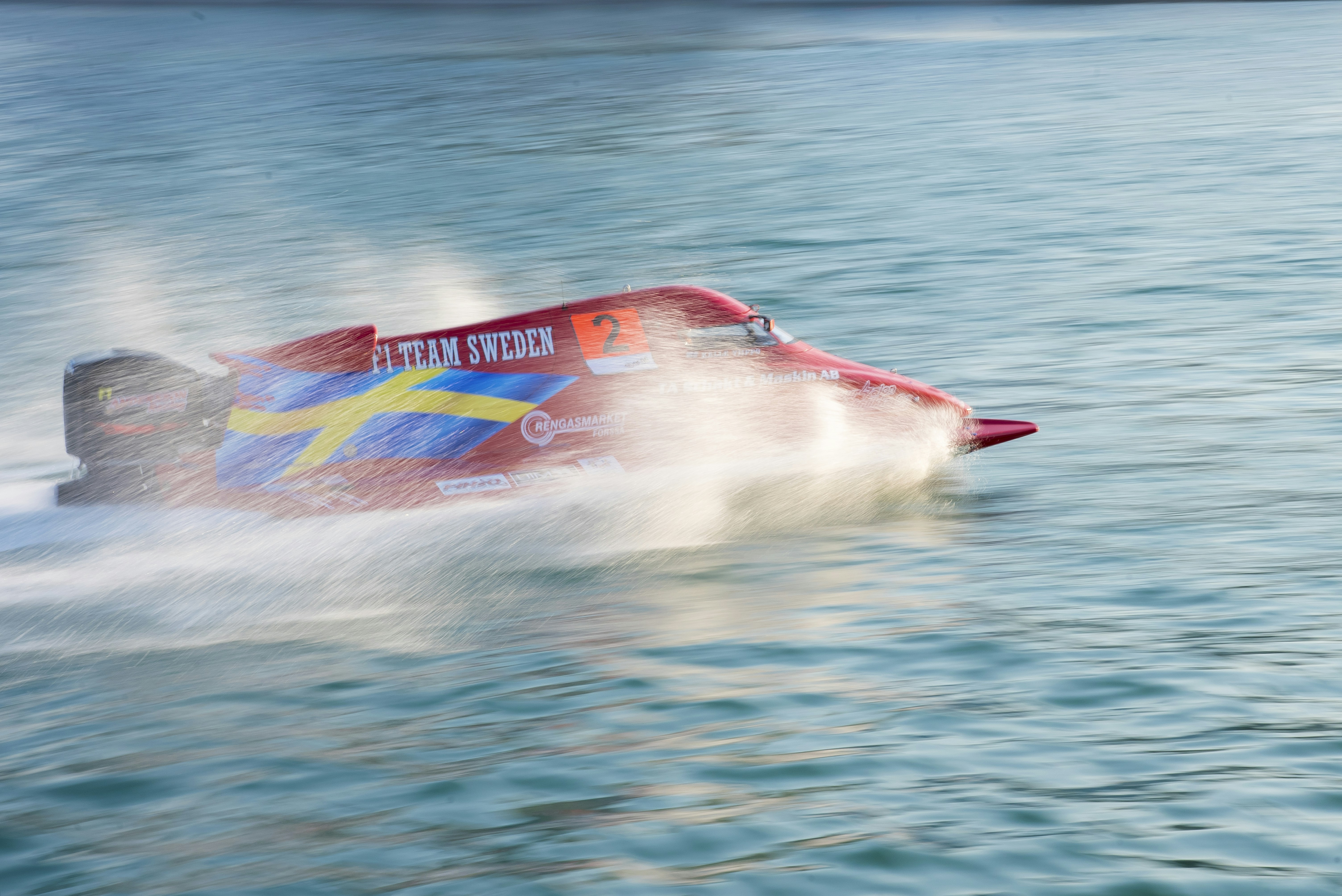 A speed boat speeding across a body of water photo – Free Sharjah ...