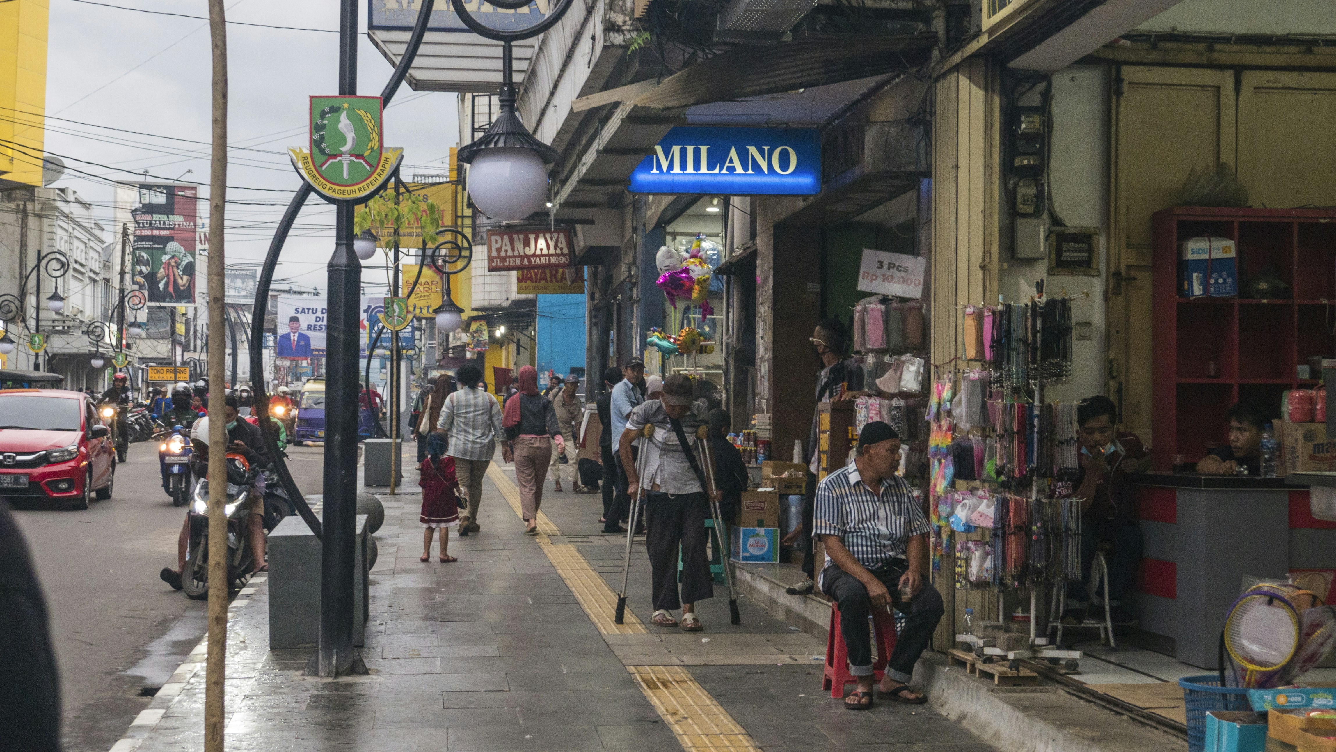 Foto Un grupo de personas caminando por una calle junto a edificios ...