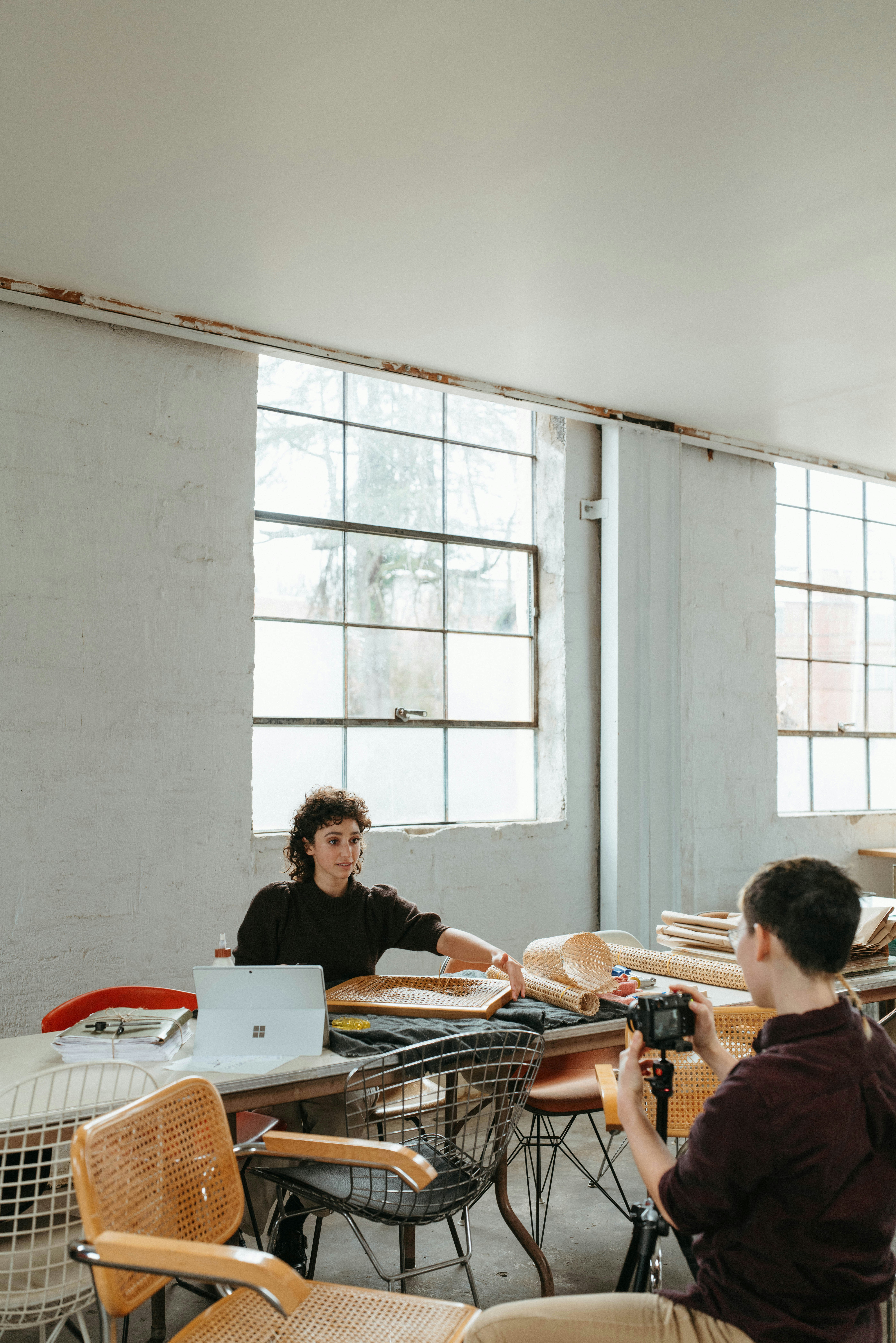 Un homme assis à une table avec une caméra devant lui photo – Image ...