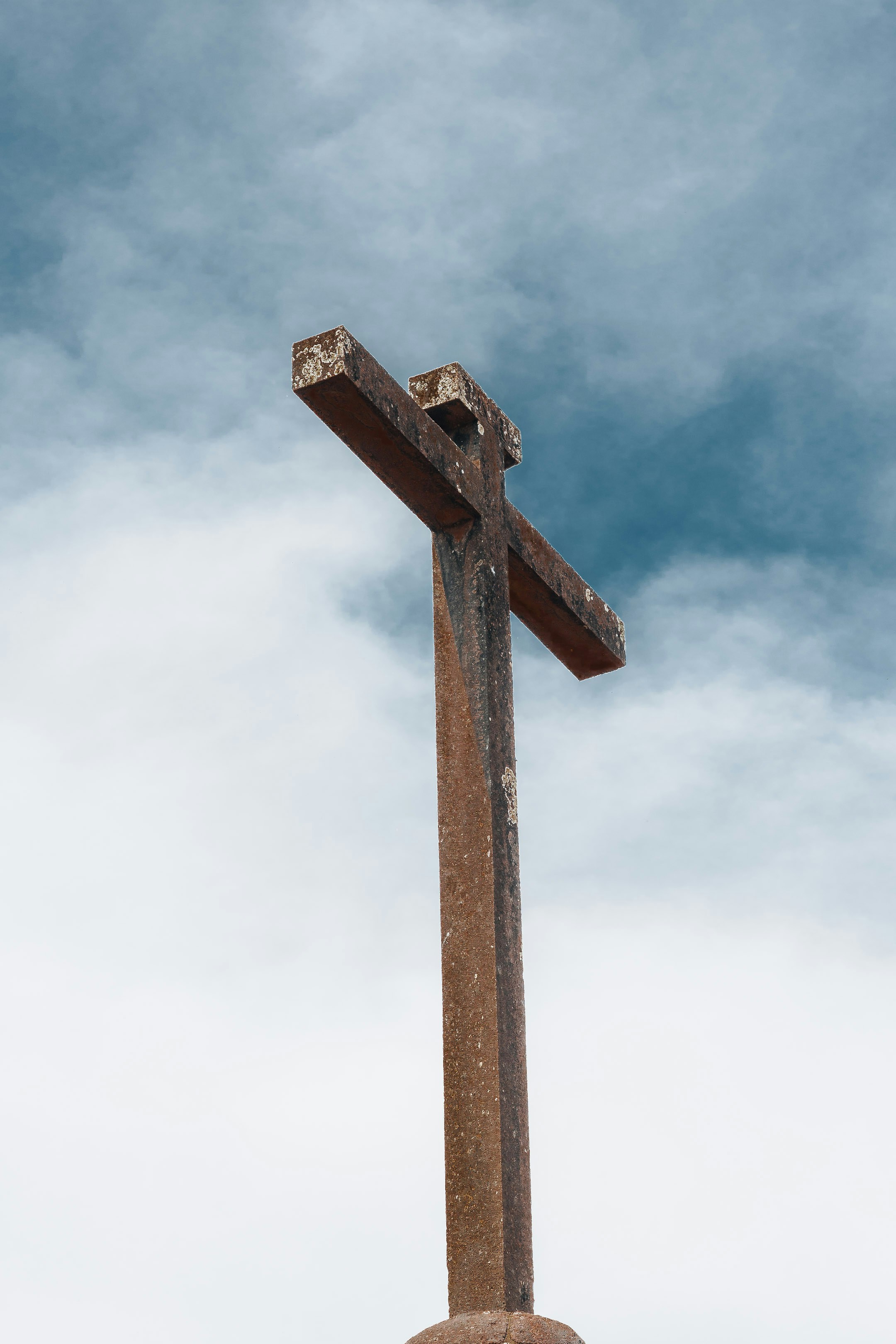 A large wooden cross with a sky background photo – Free Sky Image on ...