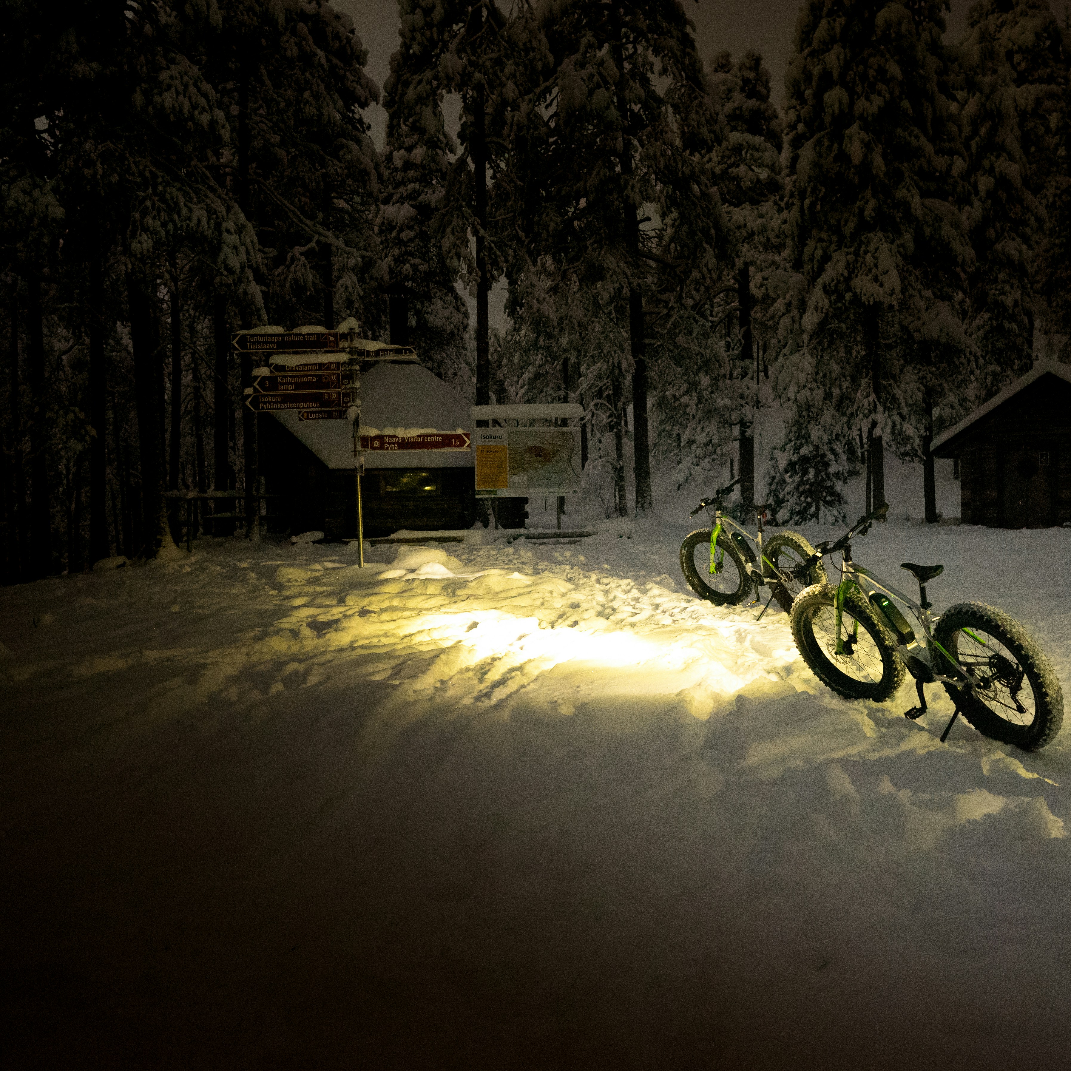 Quelques vélos qui sont dans la neige photo – Photo Sodankylä Gratuite ...