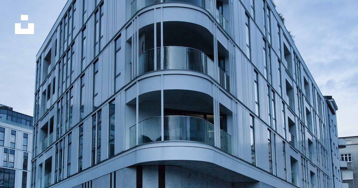 窓がたくさんある非常に高い建物の写真 Unsplashの無料グディニア写真