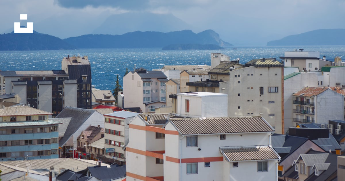 山を背景にした街の眺めの写真 Unsplashの無料写真