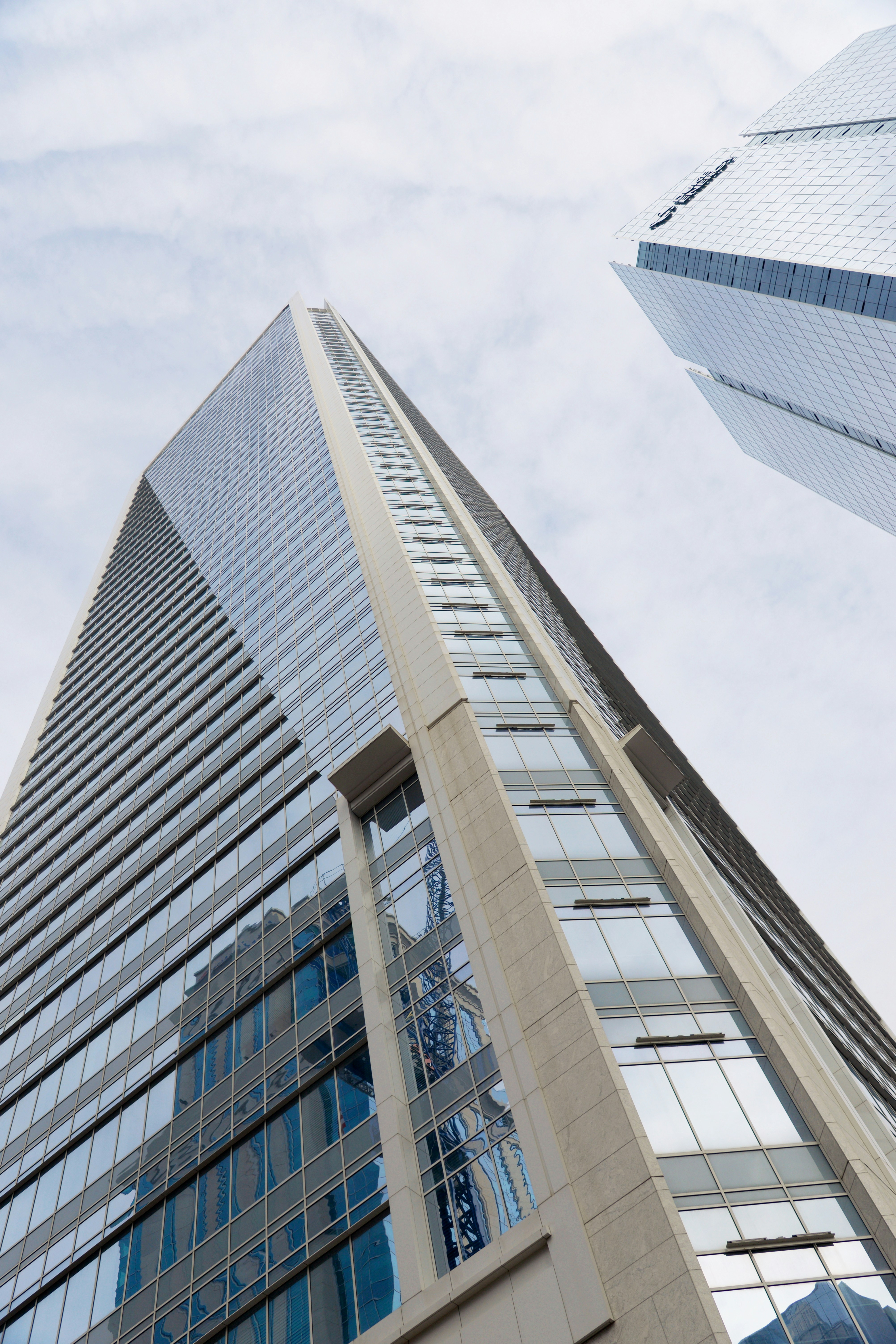 Un très grand bâtiment à côté d’un très grand immeuble photo – Photo ...