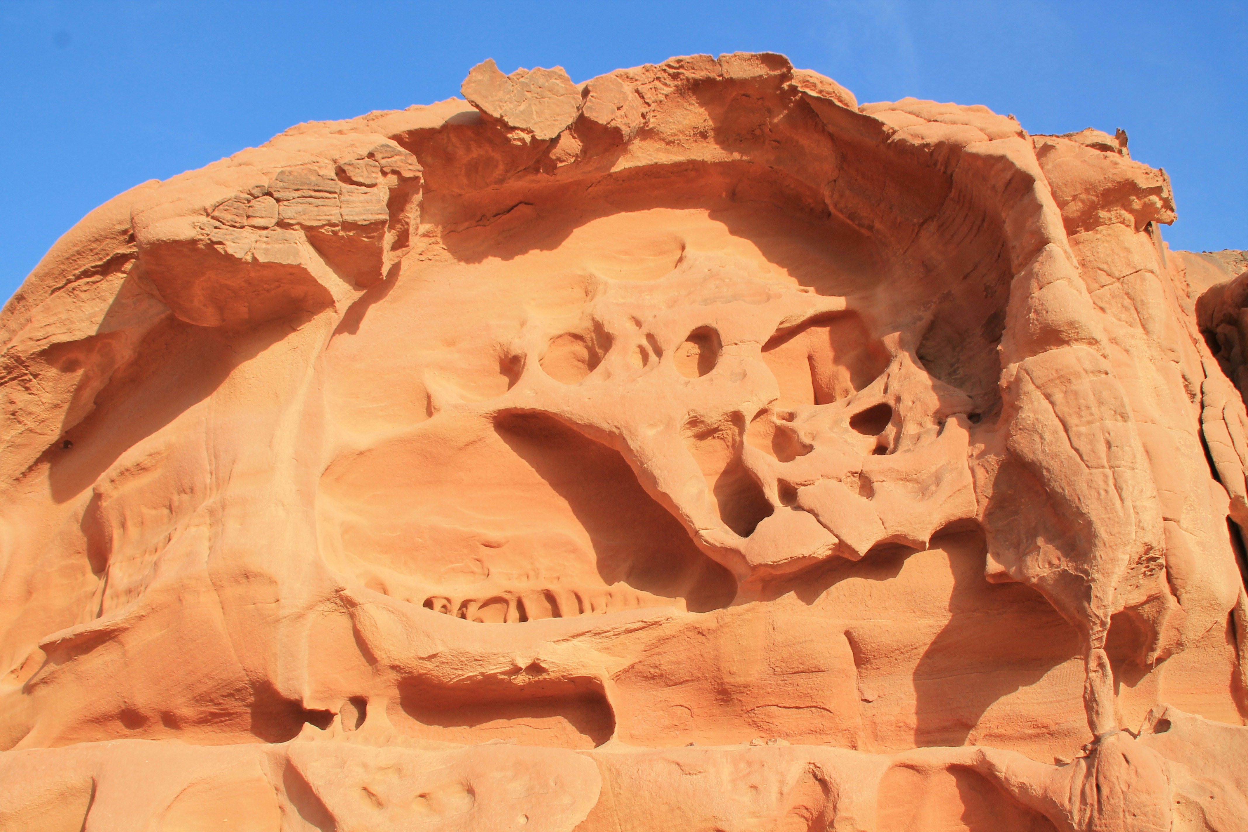 Echoes of Weathered Tiers: A Red Rock Face Carved by Time