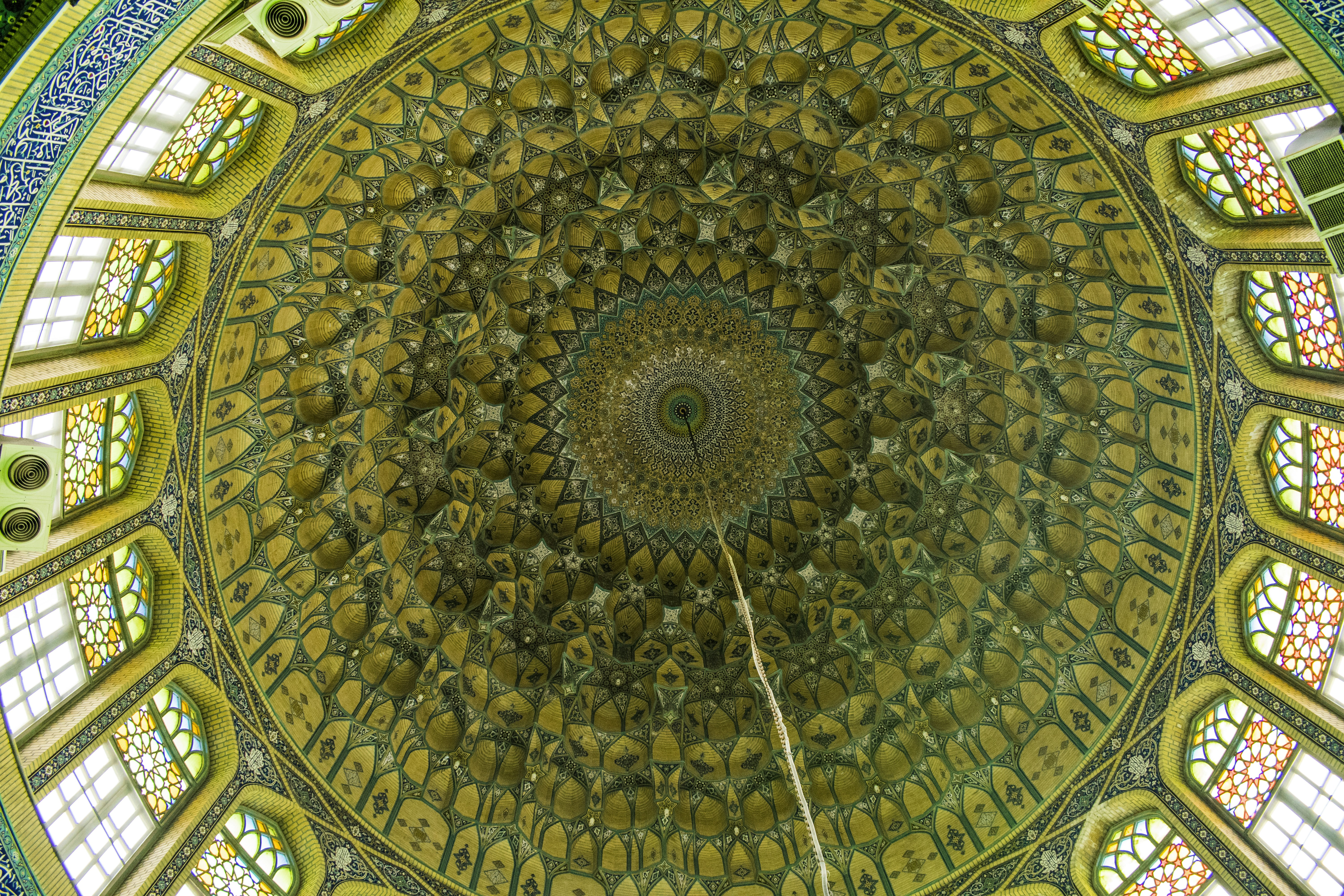 A view of the ceiling of a building photo – Free Qom Image on Unsplash