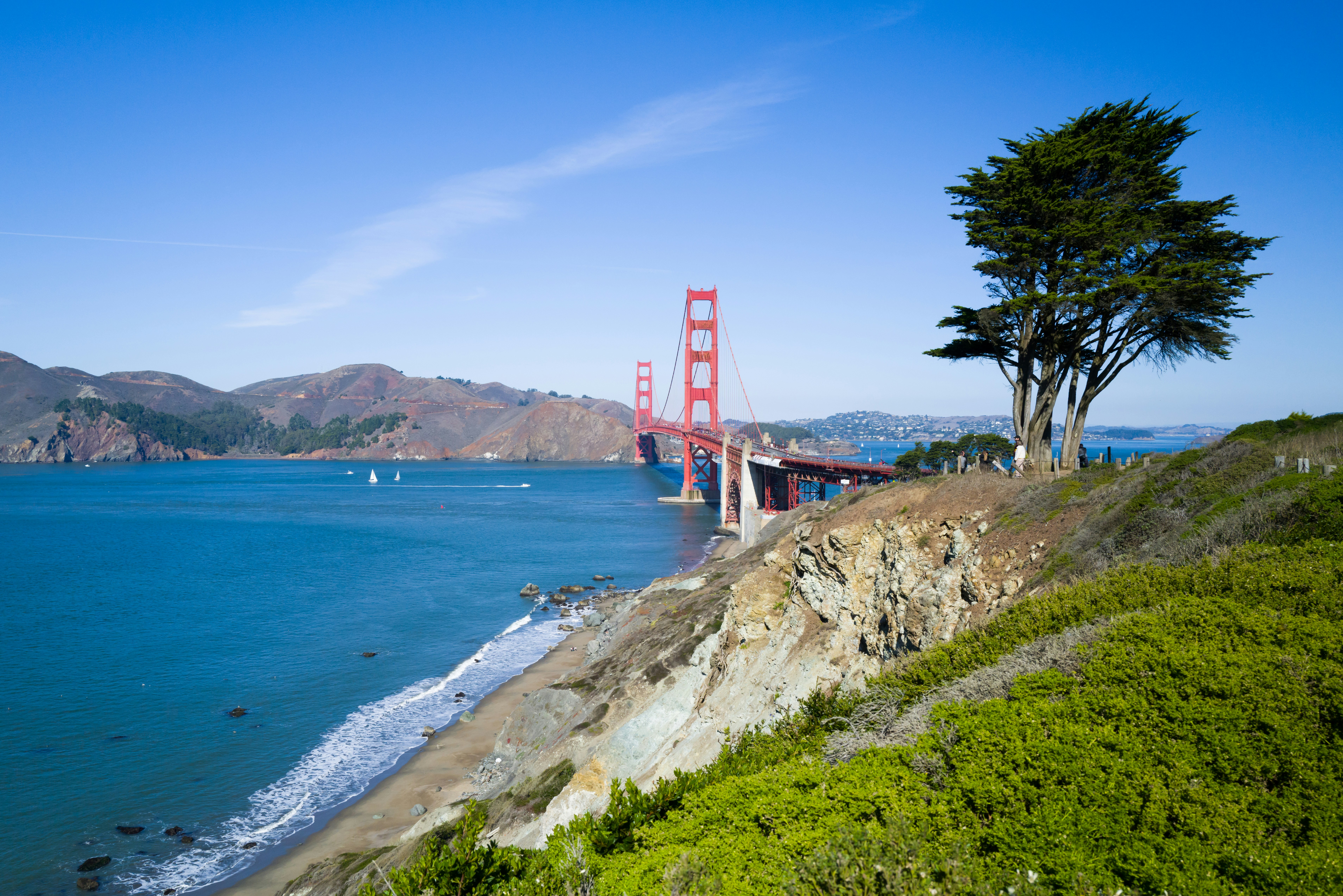 Une vue du Golden Gate Bridge depuis le flanc d’une colline photo ...
