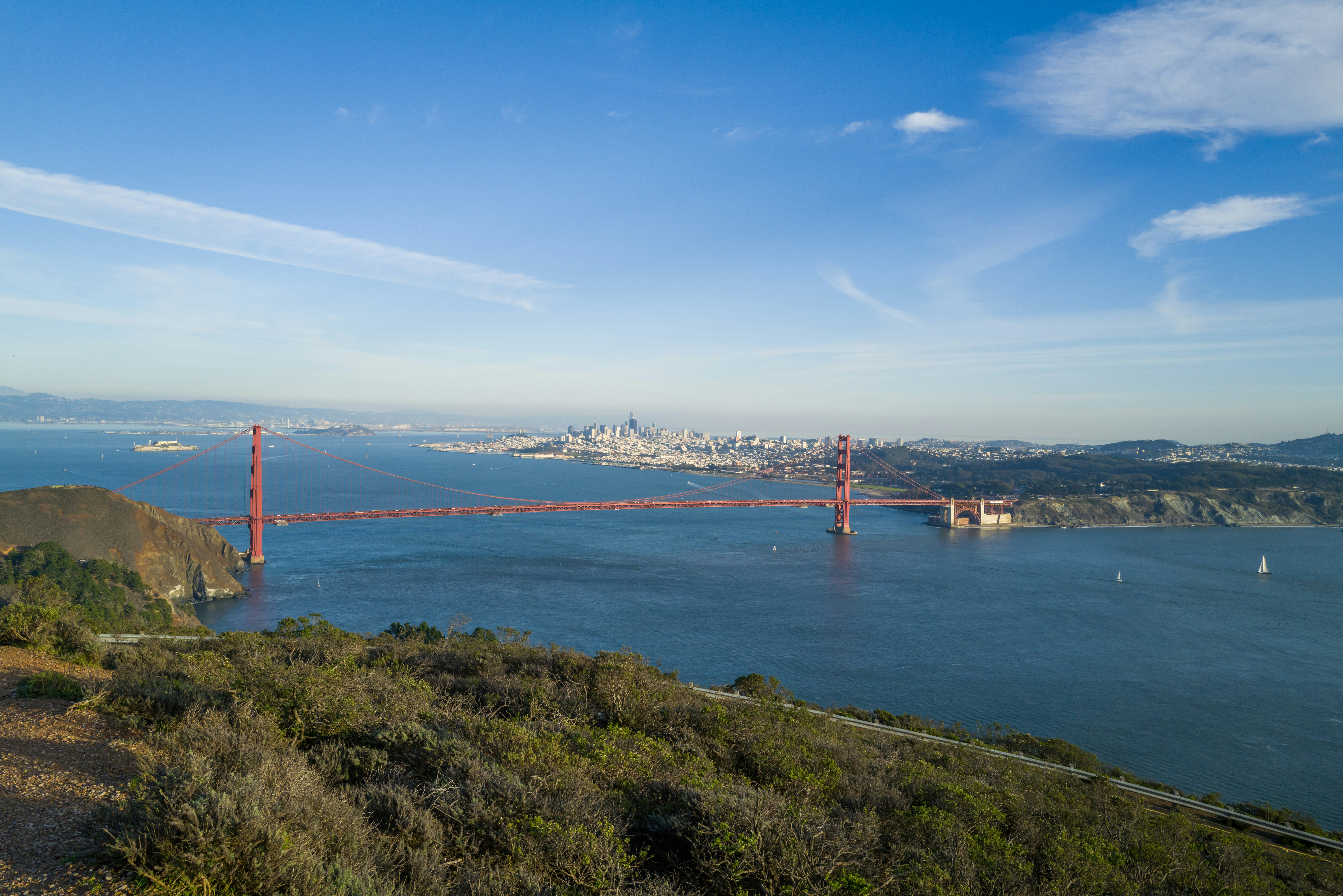 Une vue du Golden Gate Bridge depuis le sommet d’une colline photo ...