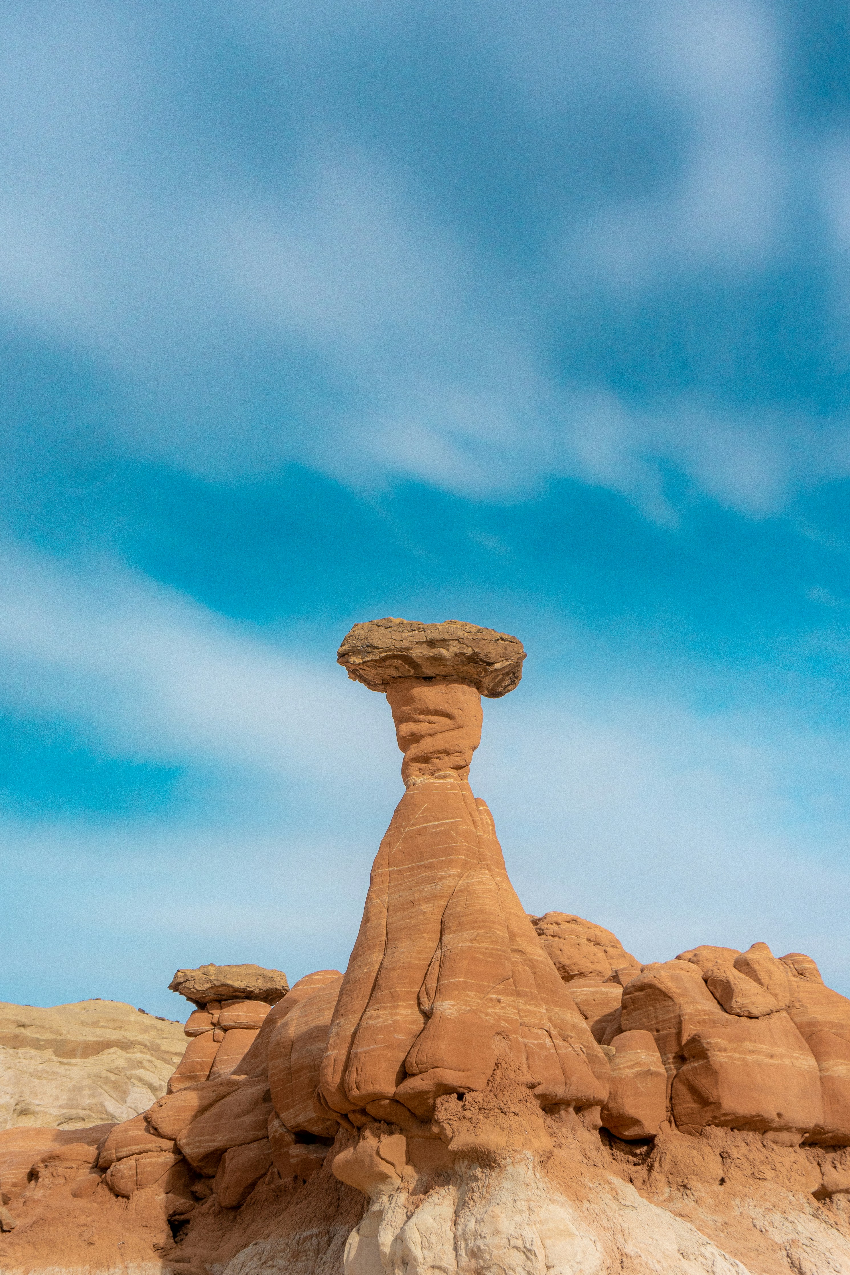Une formation rocheuse au milieu d’un désert photo – Image gratuite de ...