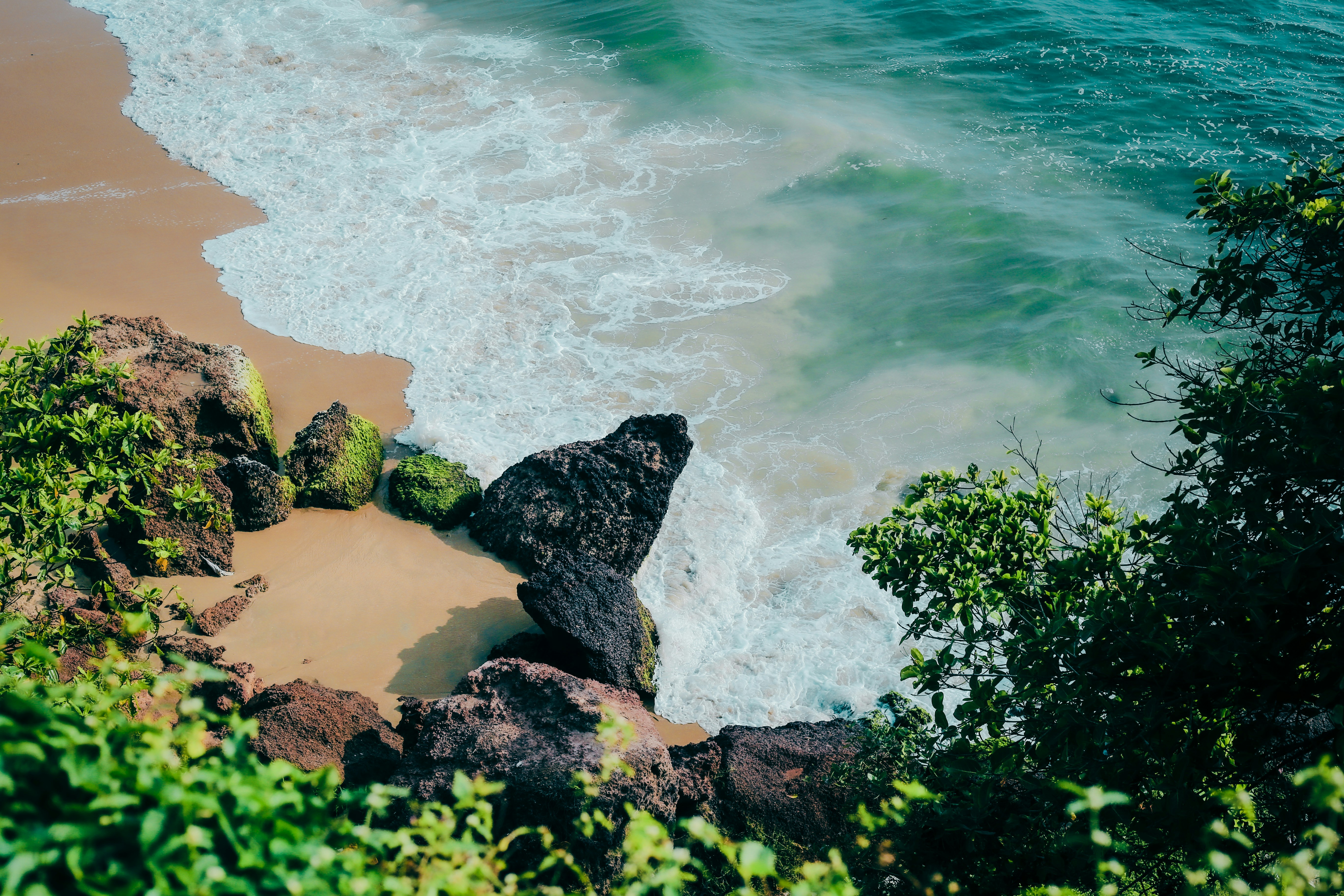 Una vista del océano desde un acantilado foto – Imagen gratuita en Unsplash