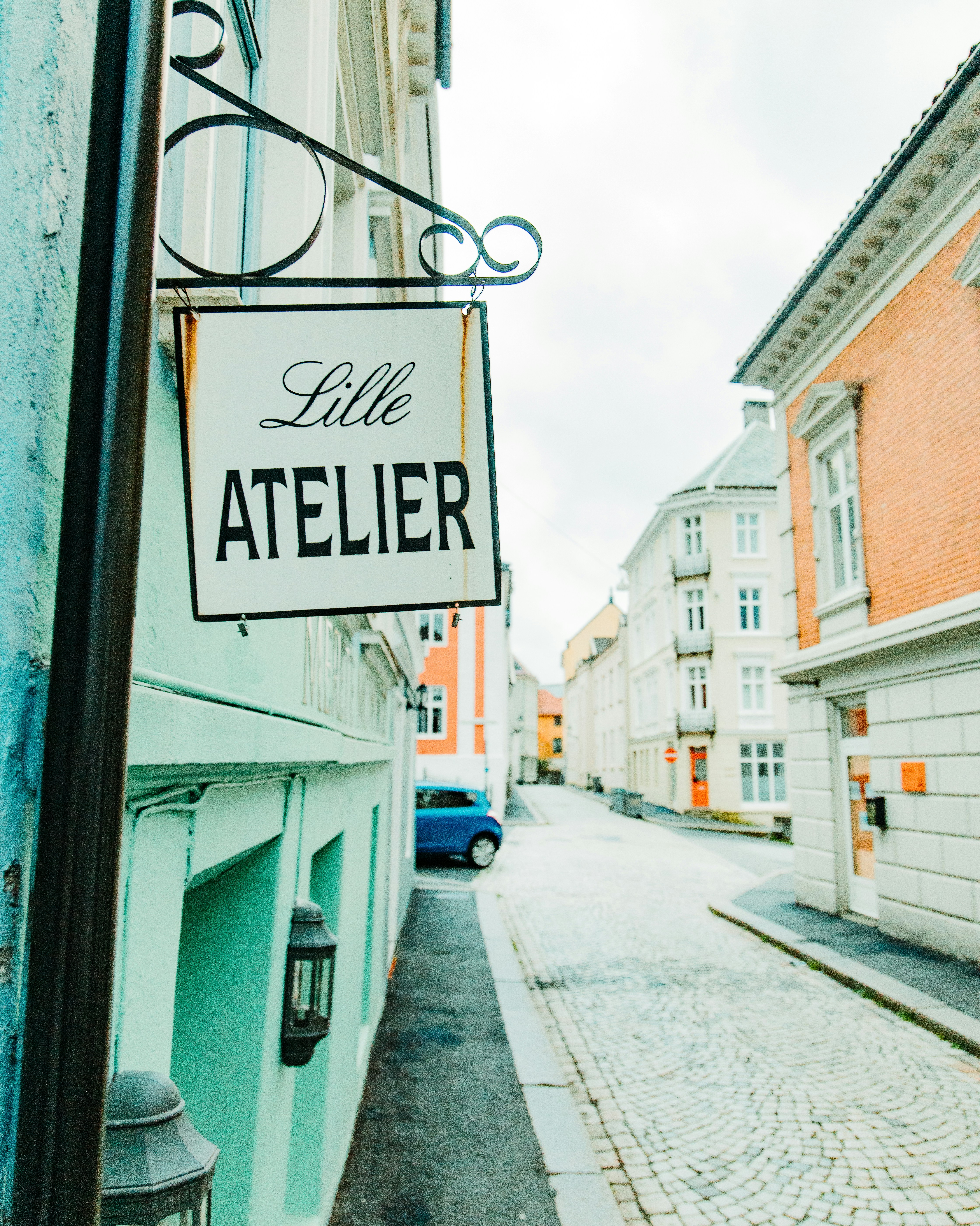 A street sign hanging from the side of a building photo – Free Bergen ...