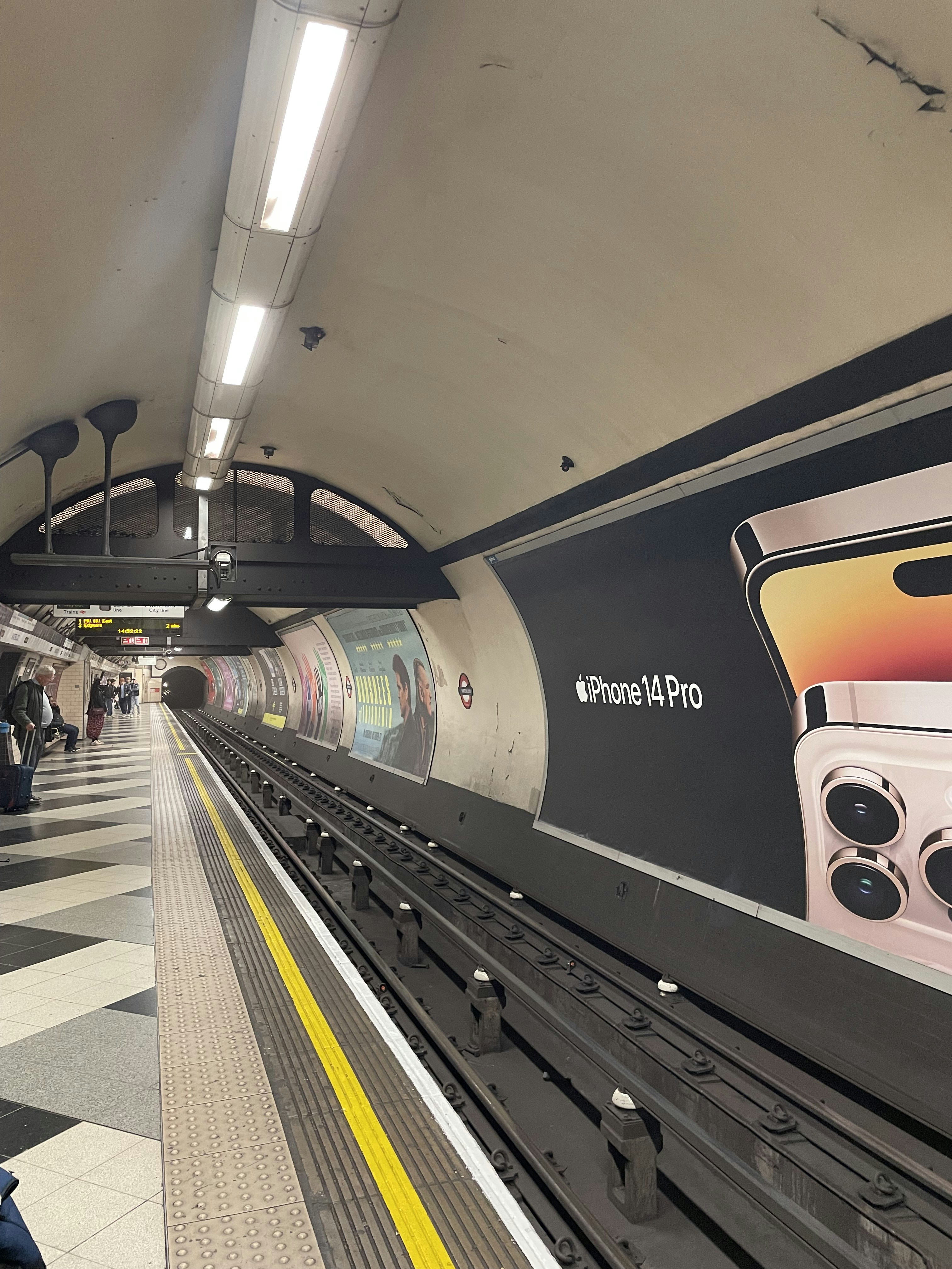 Foto Una estación de metro con un gran anuncio en la pared – Imagen ...