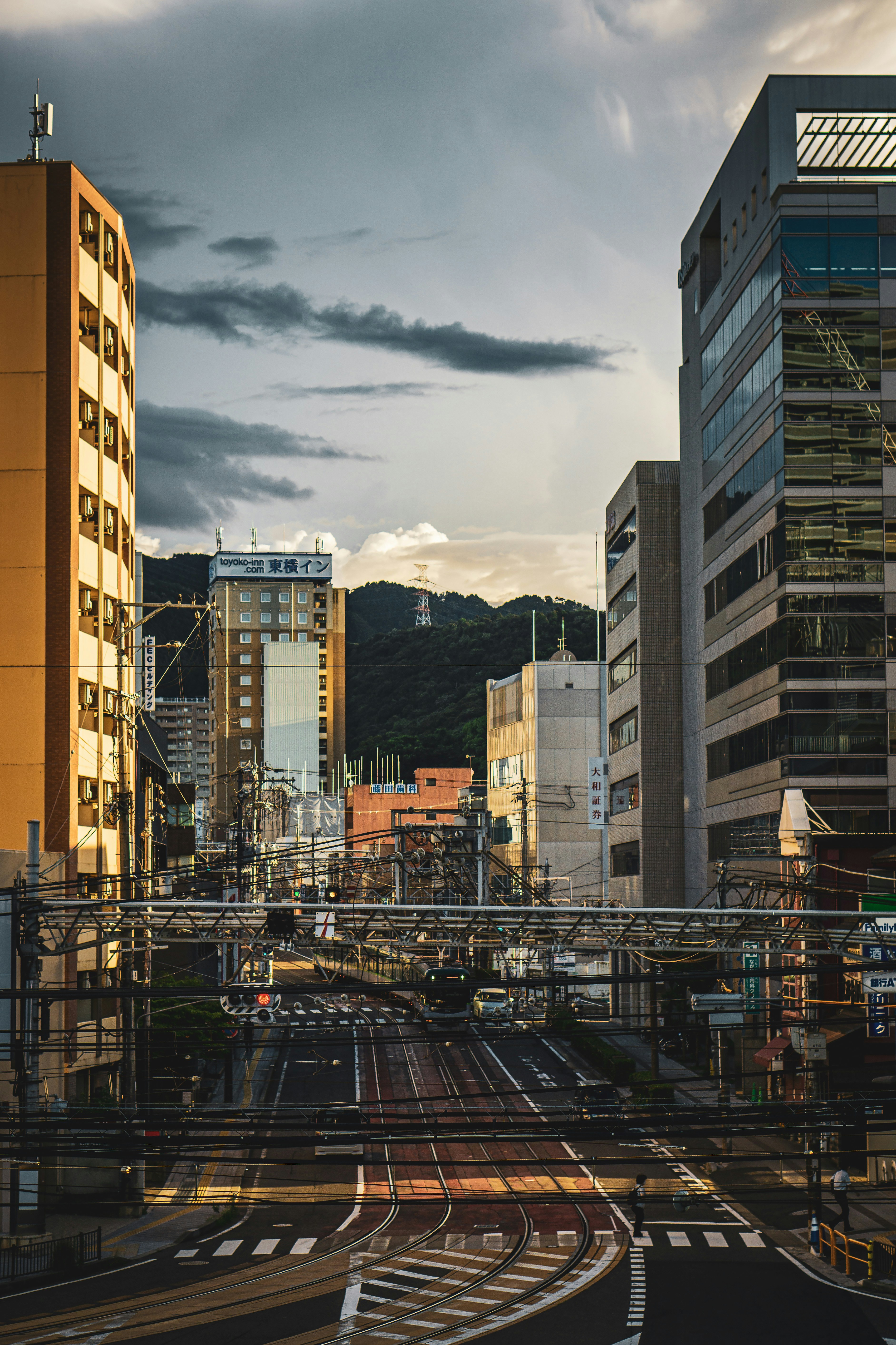 A train track running through a city with tall buildings photo – Free ...
