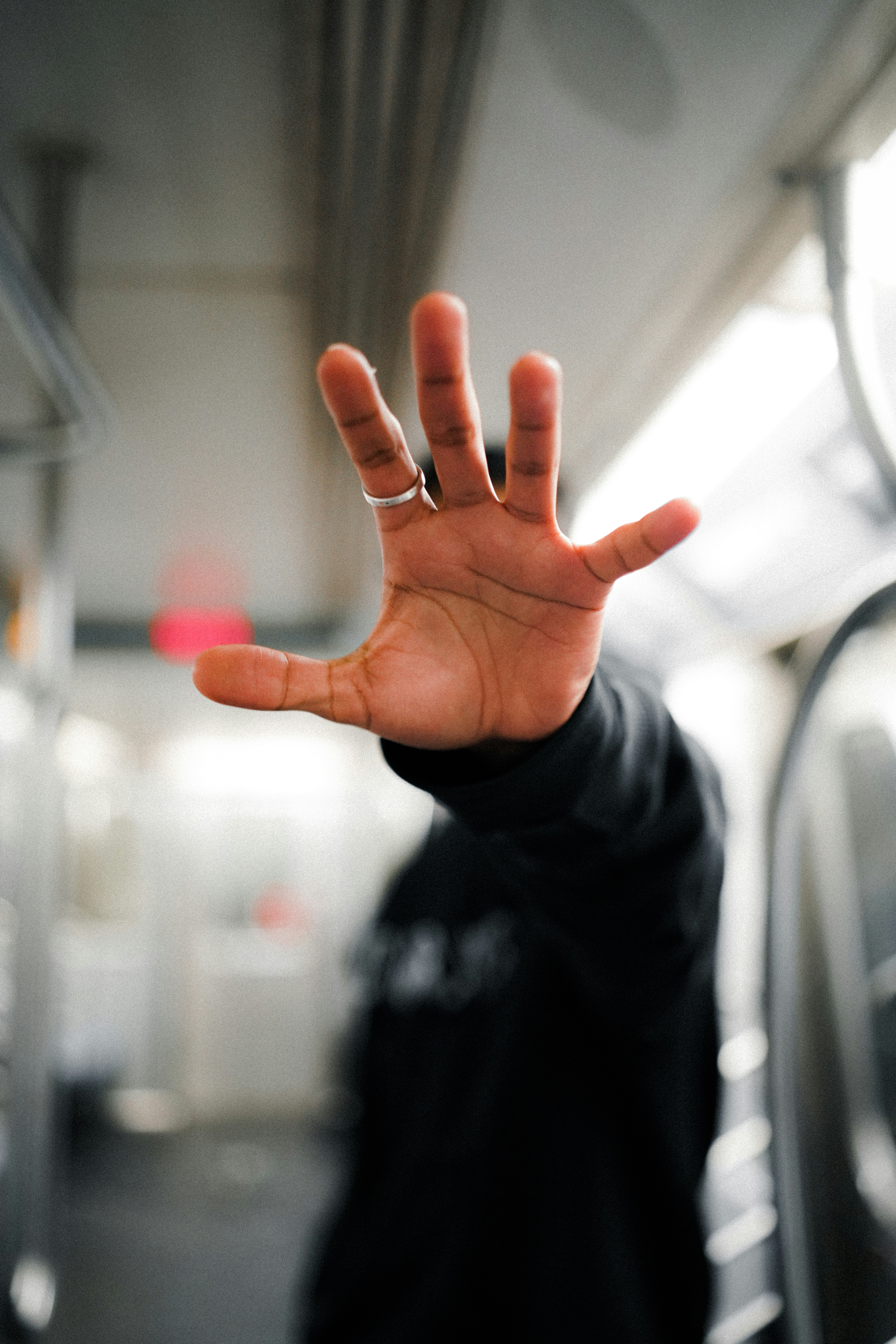 Foto zum Thema Eine Person, die ihre Hand in die Luft hält ...