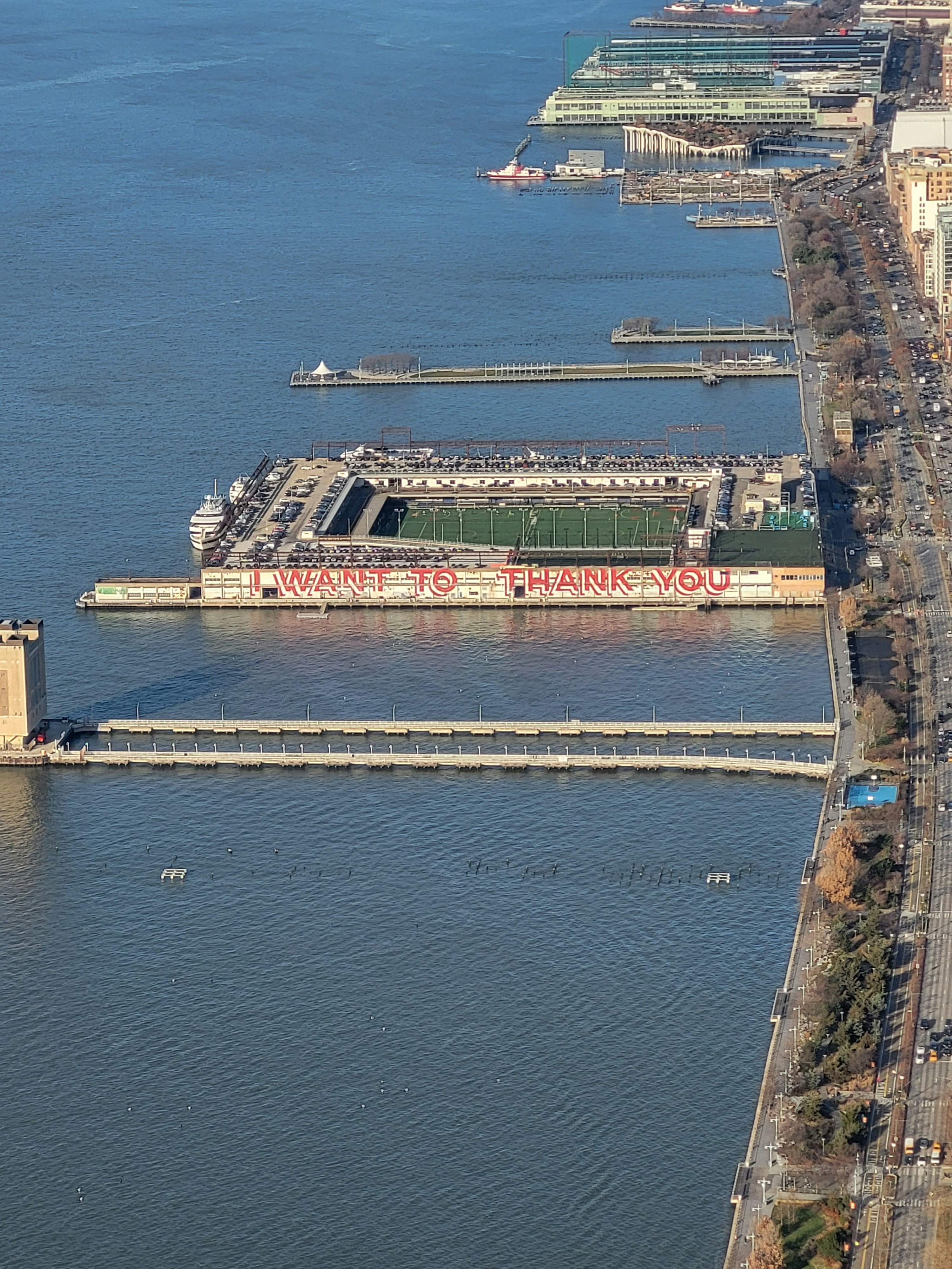 Un grand plan d’eau avec un pont au milieu photo – Photo Manhattan ...