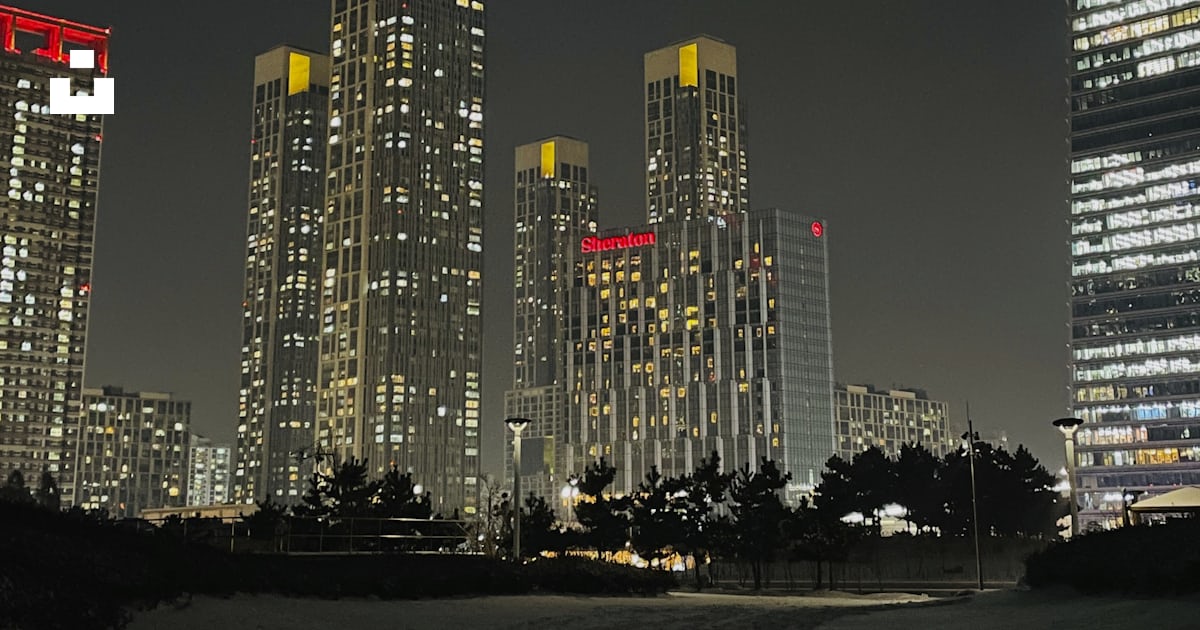 고층 빌딩이 불을 밝히는 밤의 도시 스카이라인 사진 Unsplash의 무료 송도松 이미지