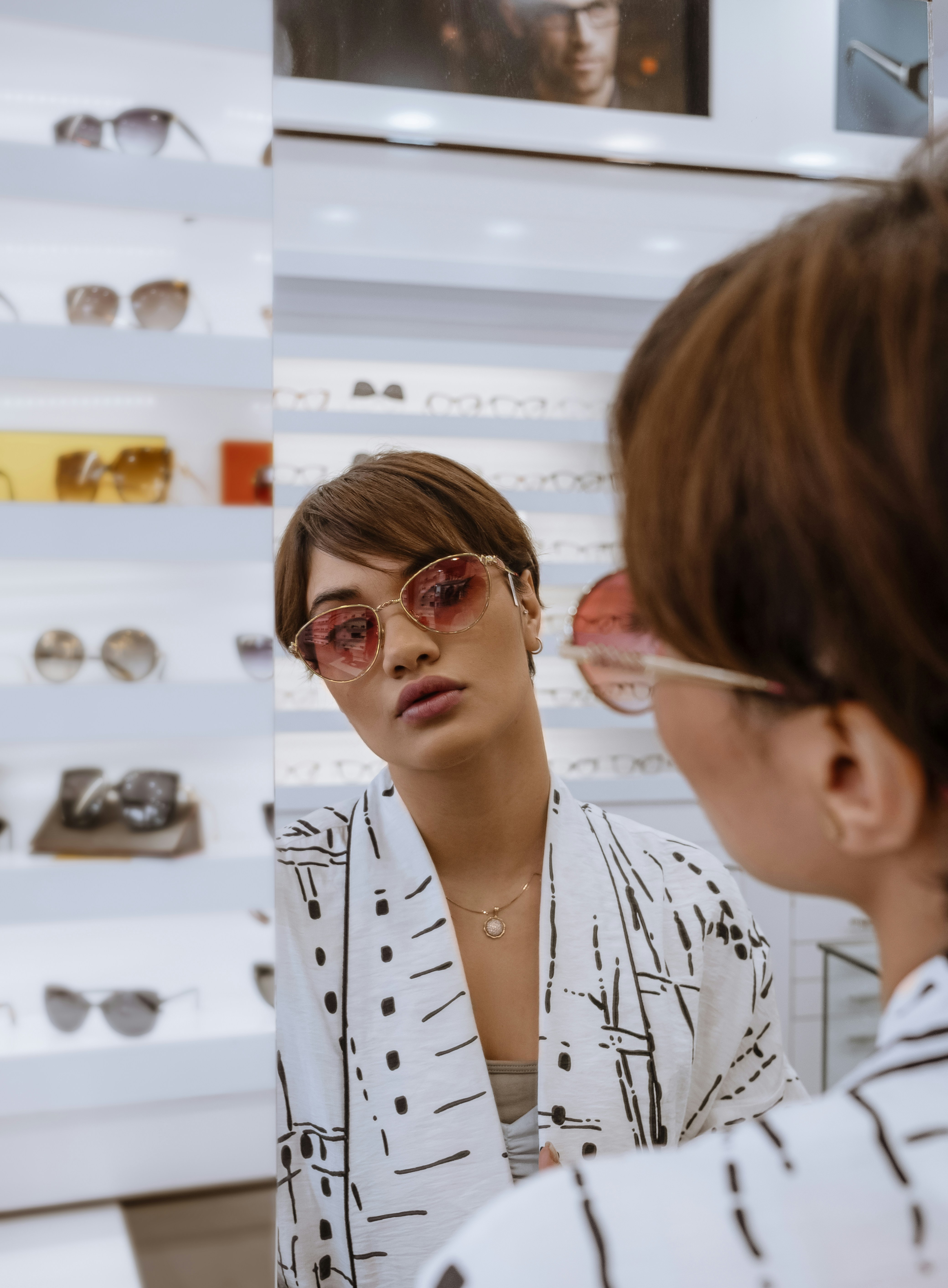 Pink Lens, Quiet Confidence: A Sunglasses Try-On in a Mirror-Lit Boutique