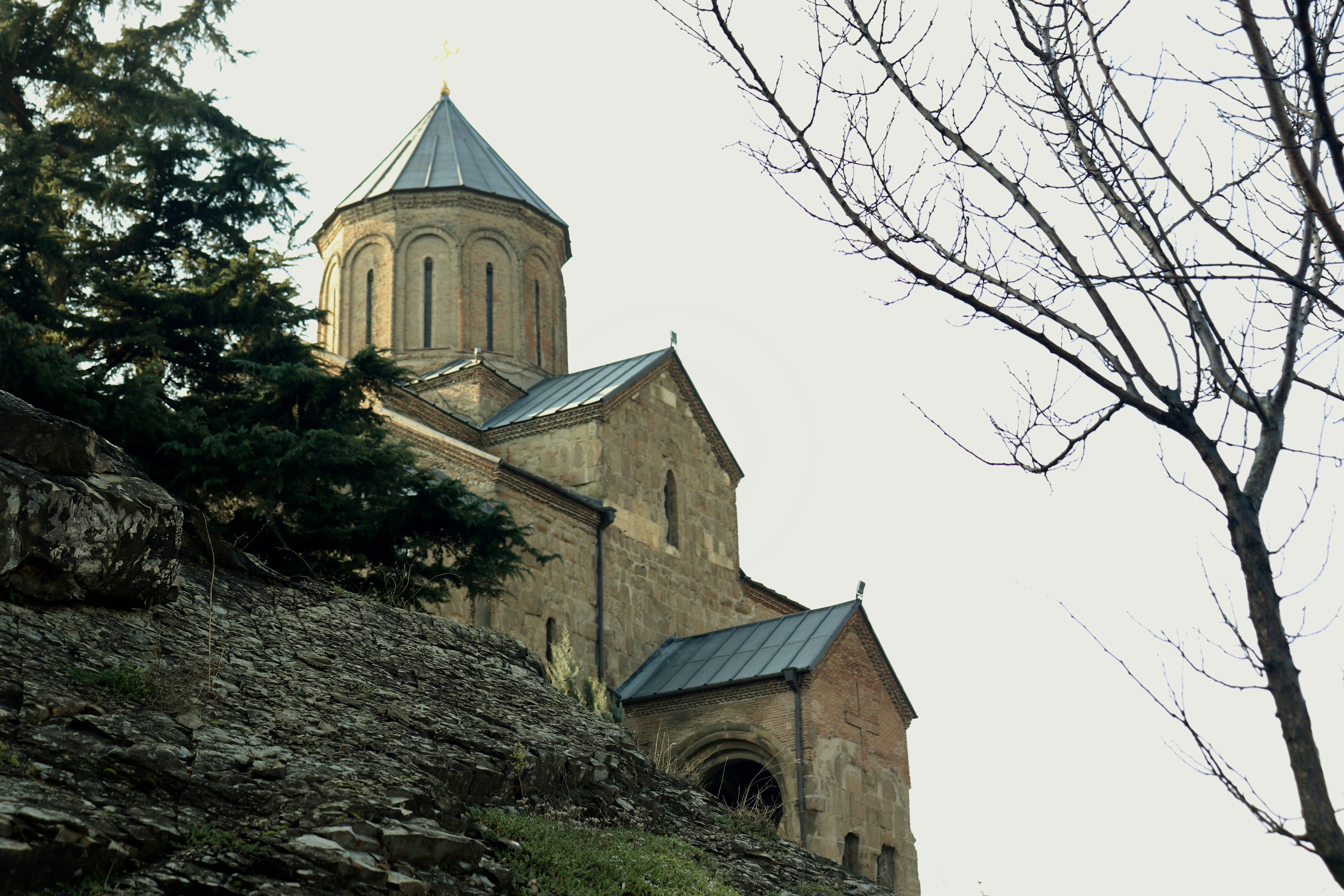 Une église avec un clocher au sommet d’une colline photo – Photo ...