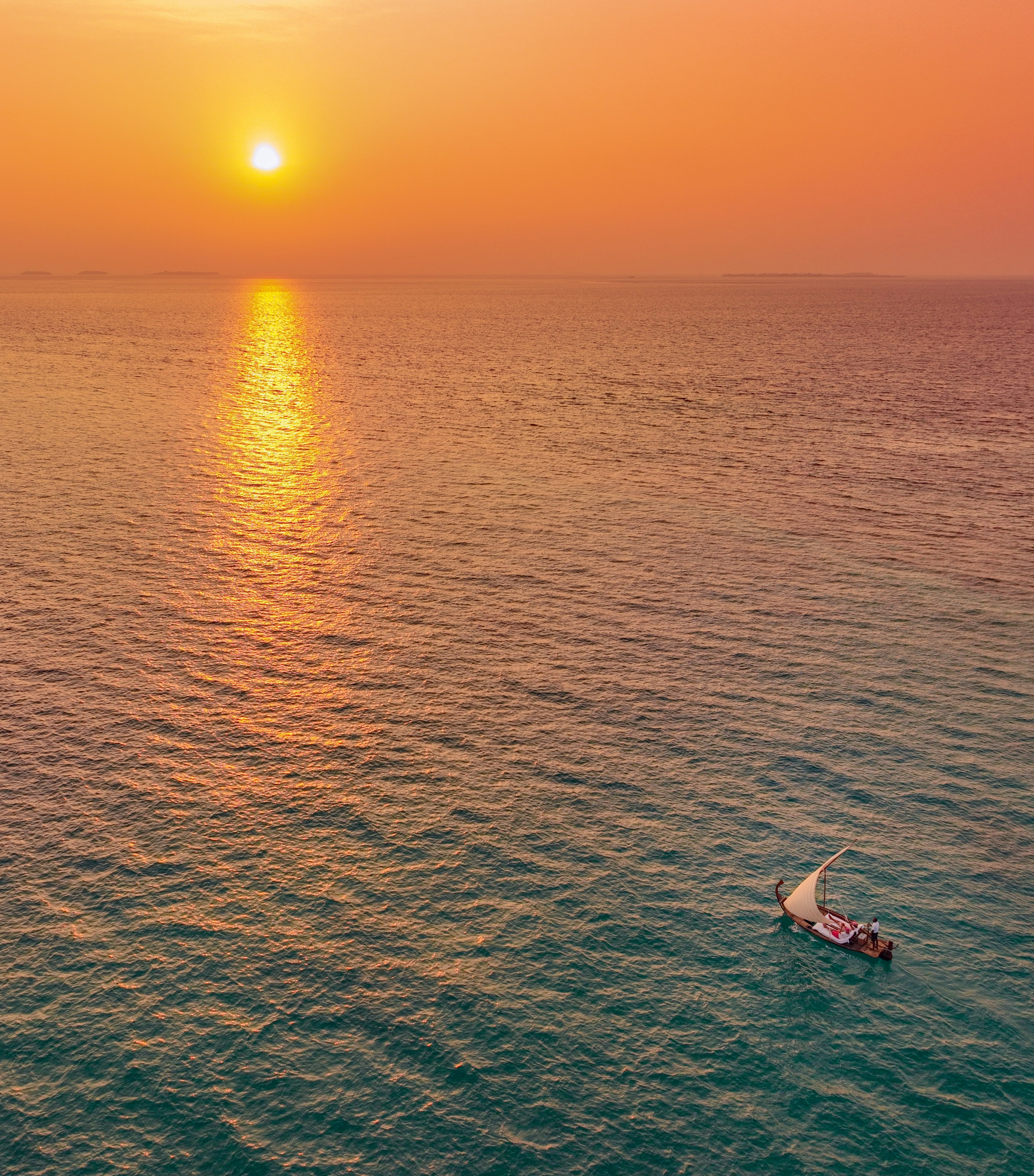 A small boat floating on top of a large body of water photo – Free ...