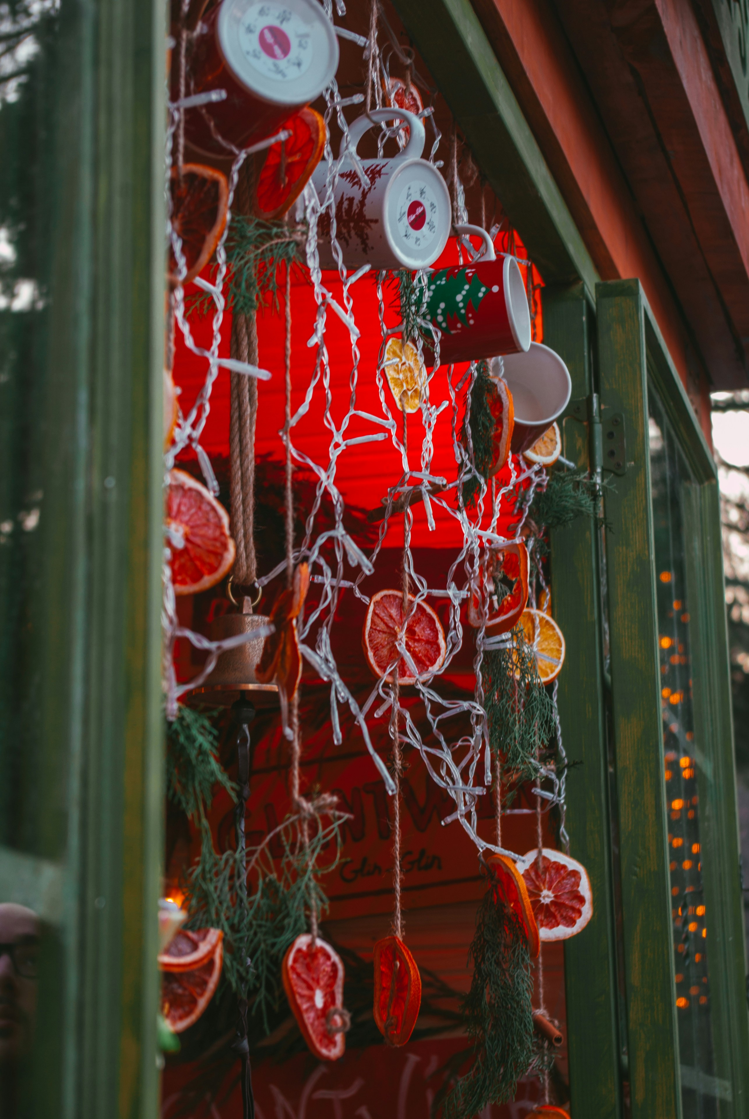 Green Window, Red Glow: Citrus Slices and String Lights in a Holiday Stall