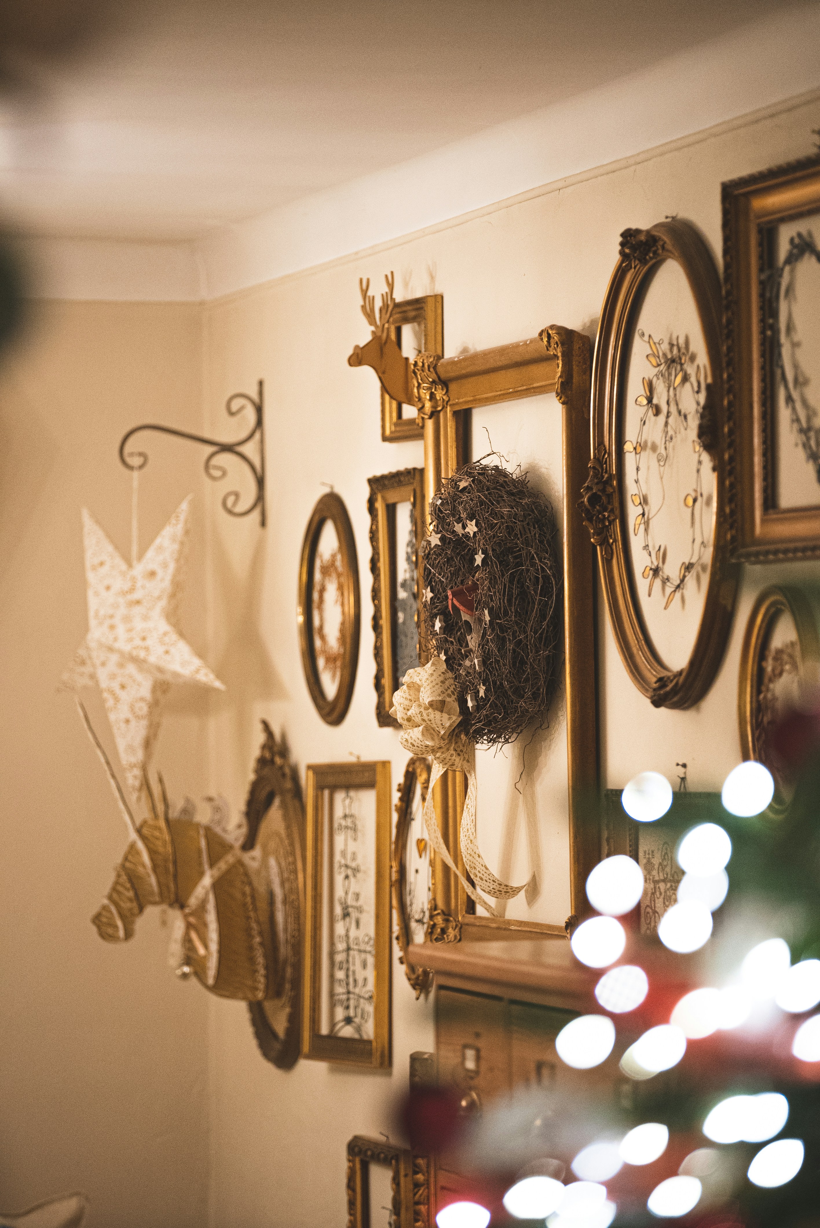 A wall with a bunch of clocks on it photo – Free Indoors Image on Unsplash