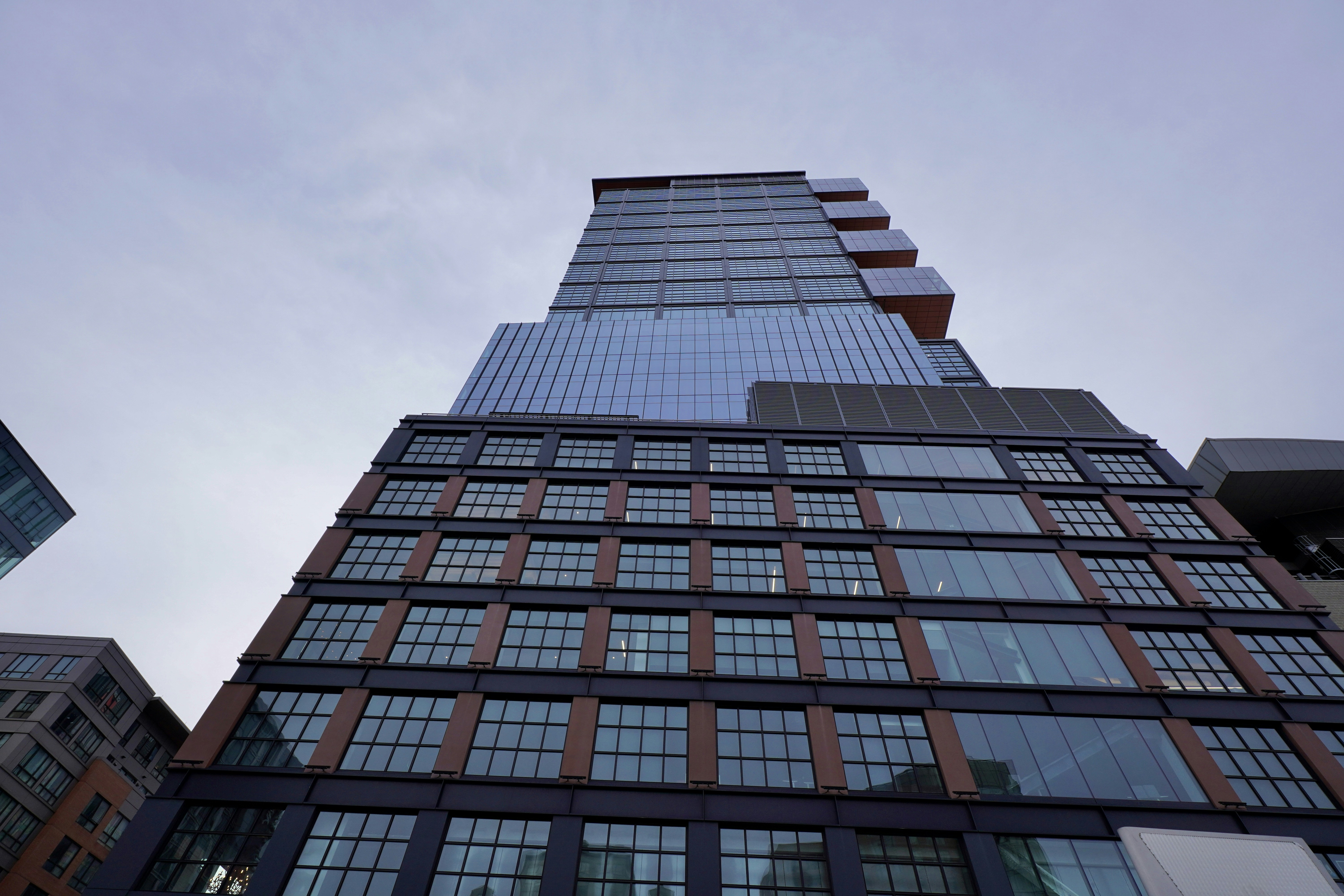 Foto Un edificio muy alto con muchas ventanas – Imagen Bostón gratis en Unsplash