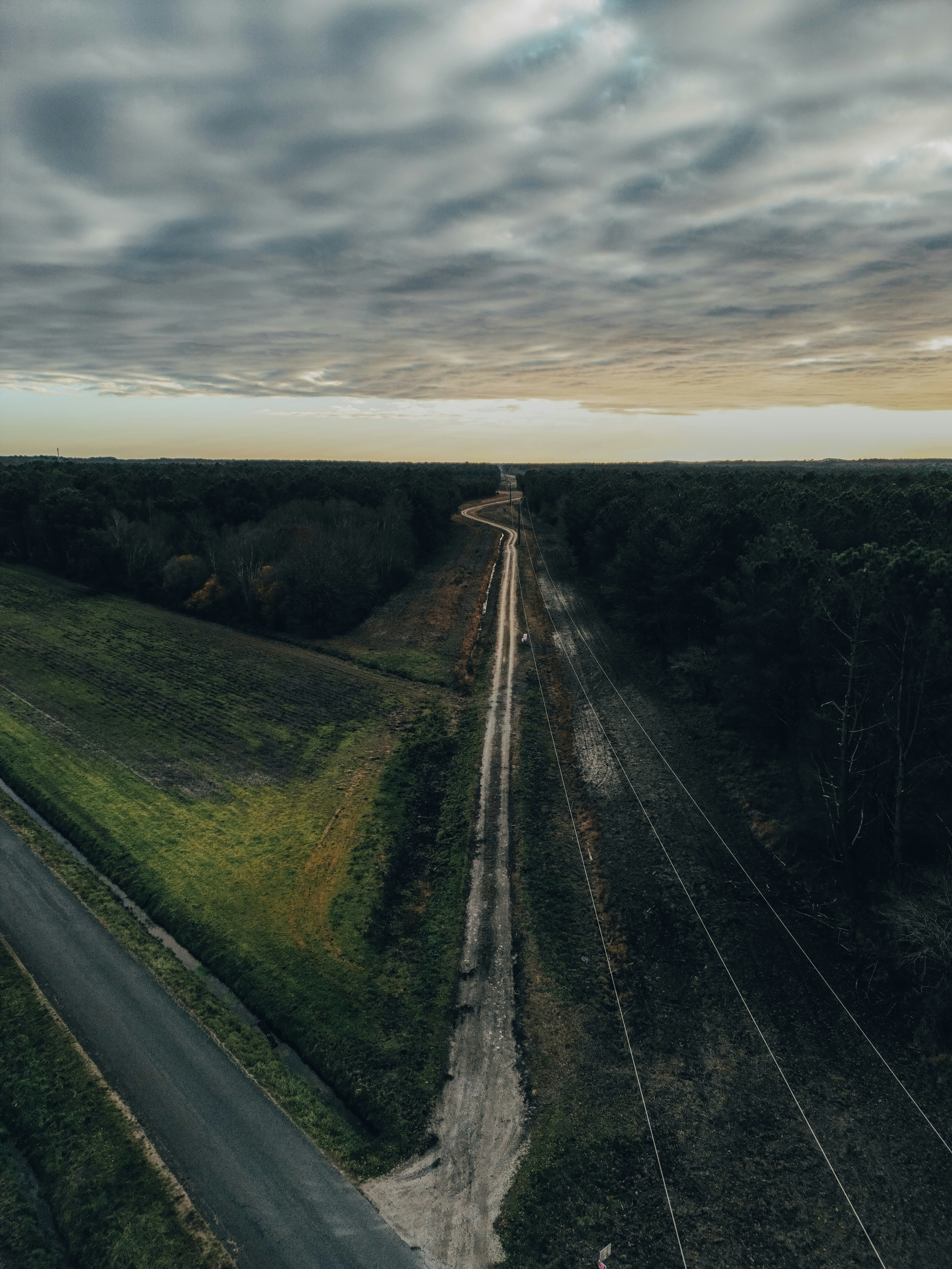 Une vue aérienne d’une route au milieu d’un champ photo – Photo Fils ...