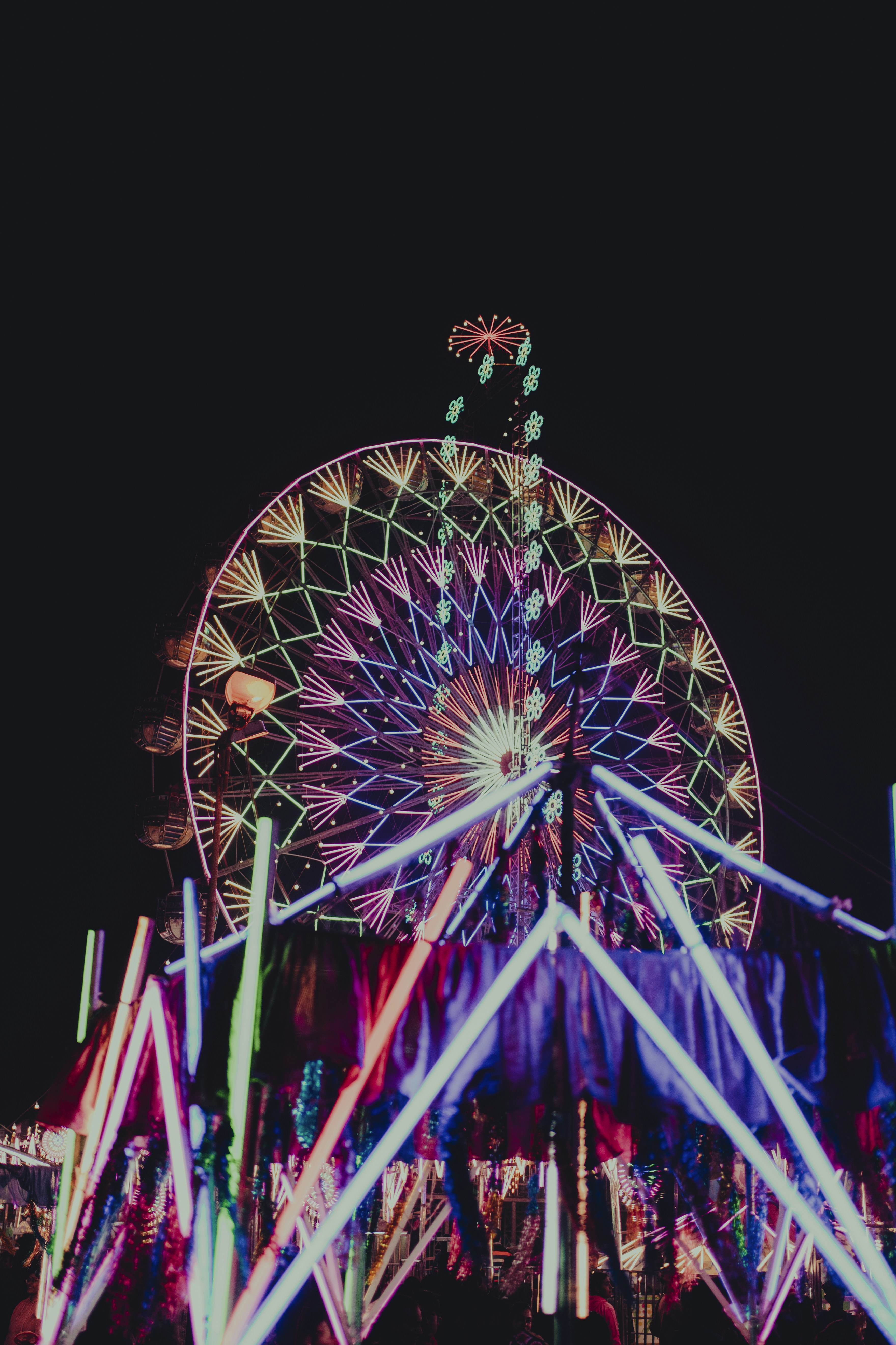 A ferris wheel lit up in the night sky photo – Free Machine Image on ...