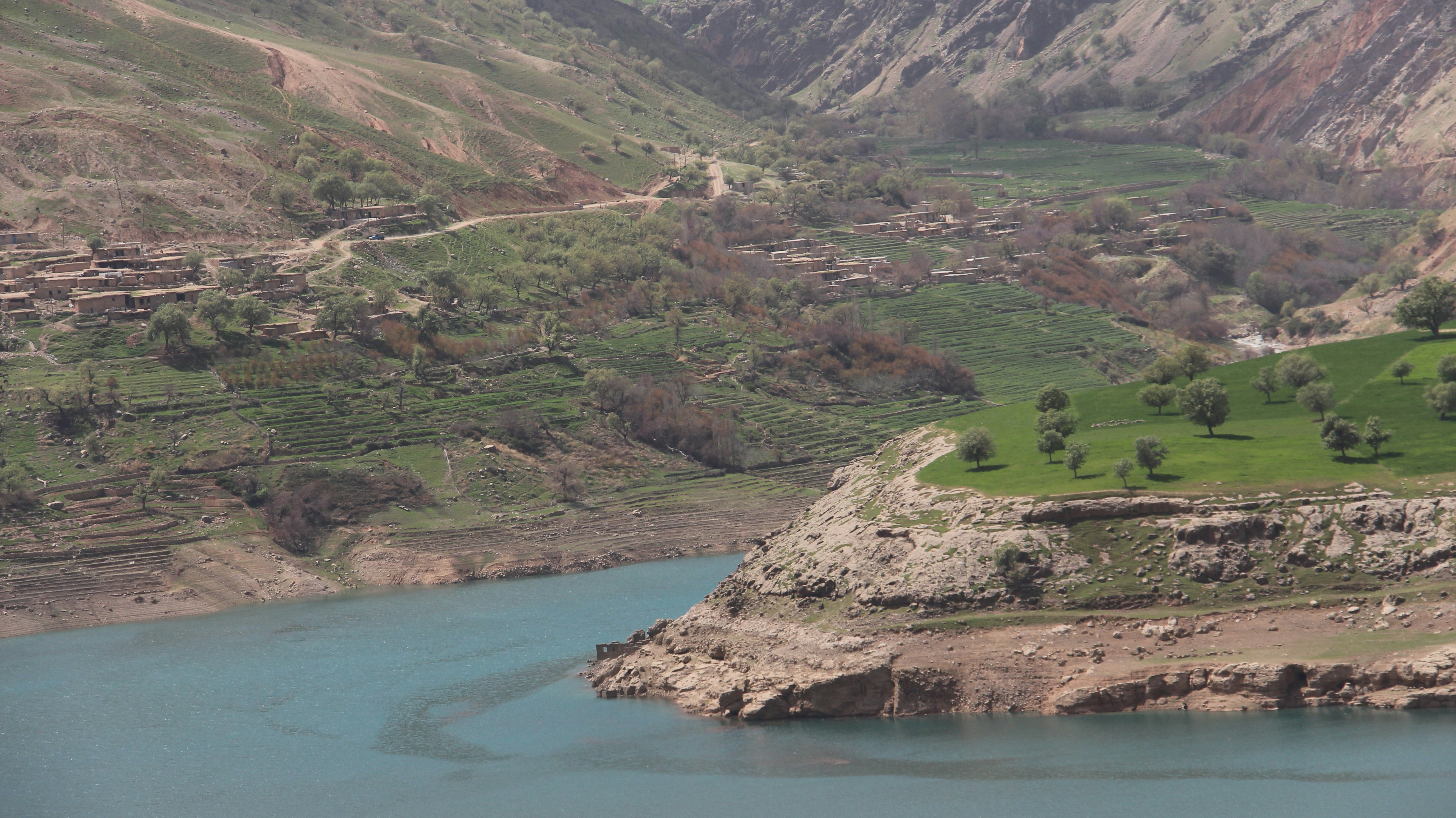 Une rivière qui traverse une vallée entourée de montagnes photo – Photo ...