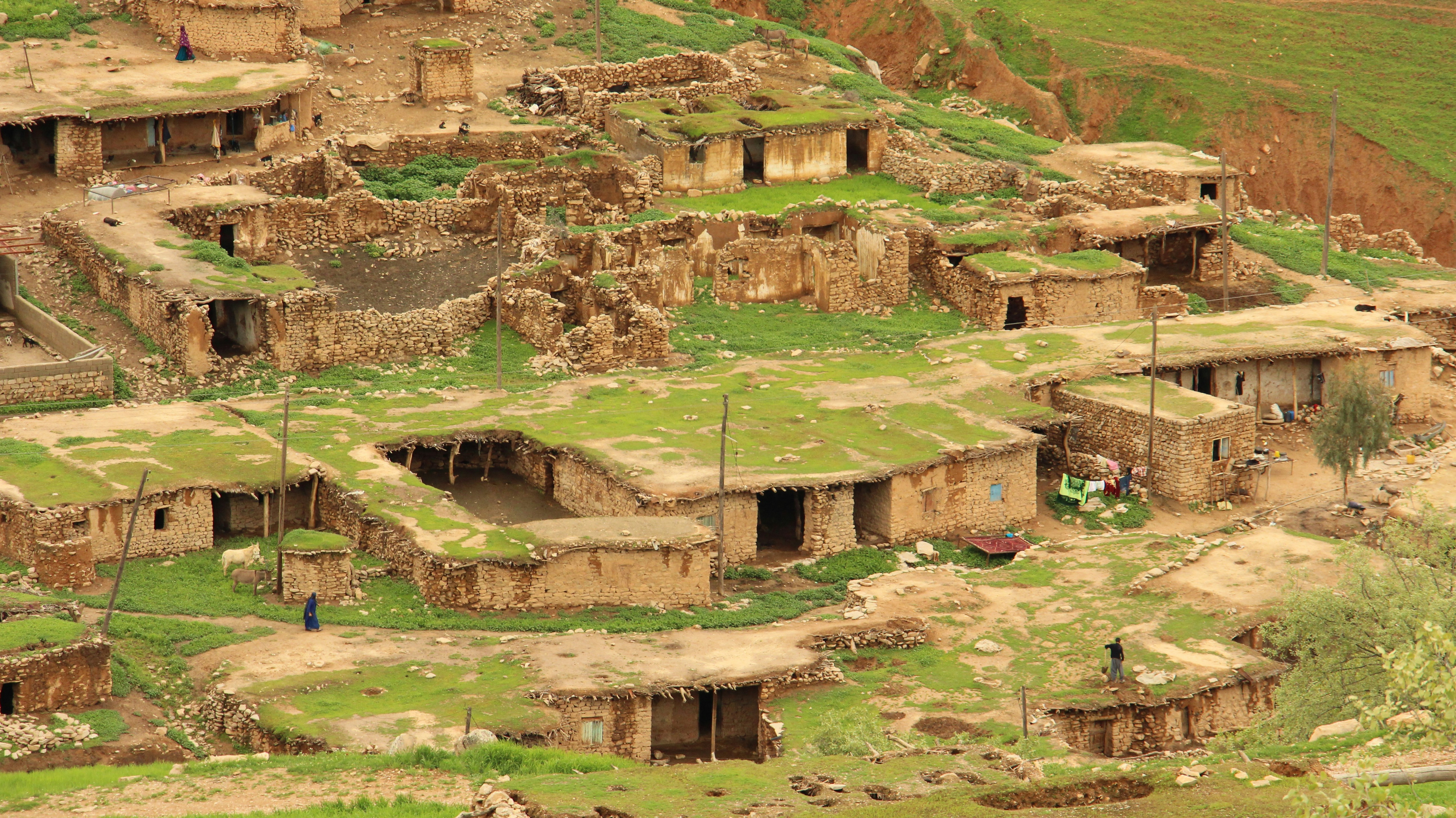 Une vue aérienne d’un village dans les montagnes photo – Photo Dehdez ...