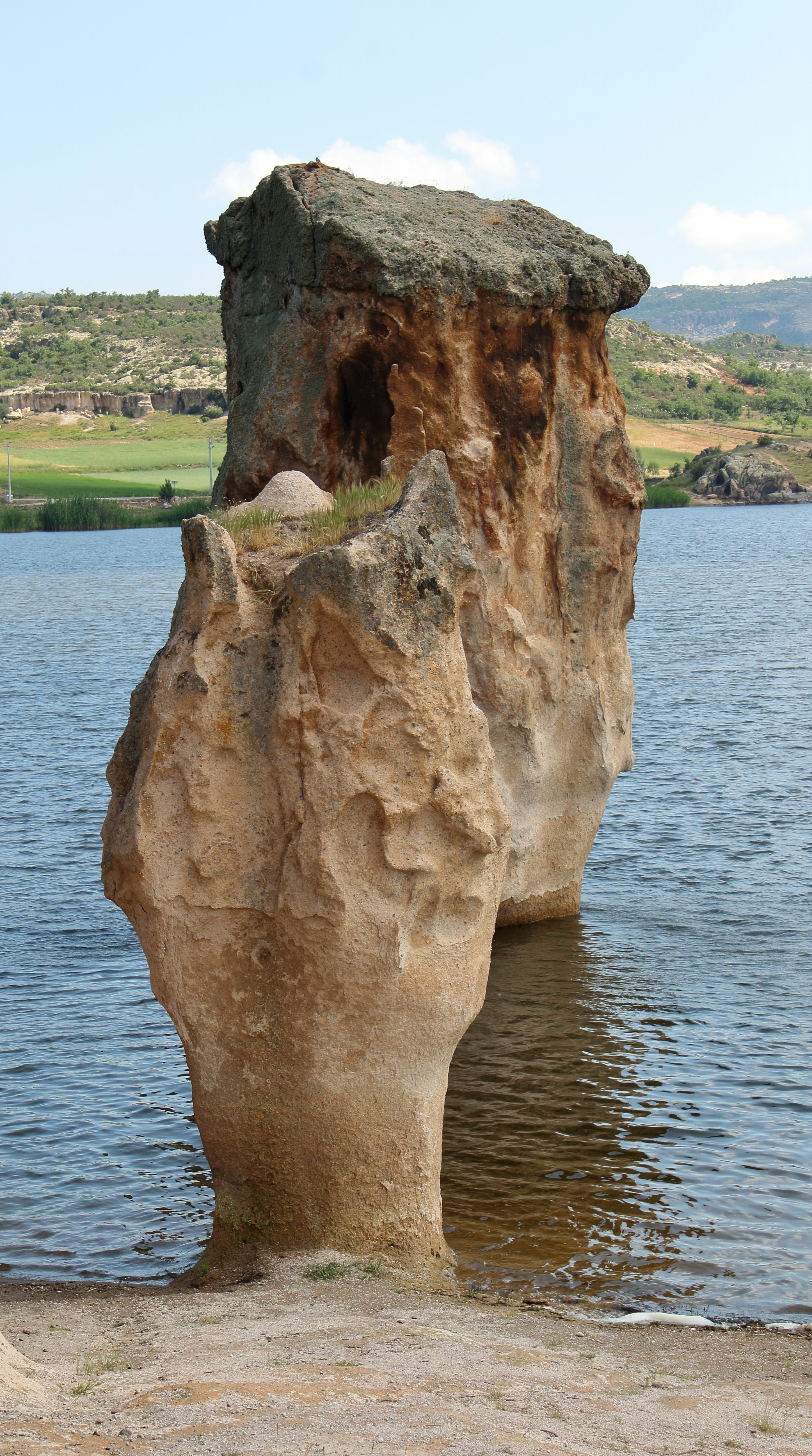 Un gros rocher sortant d’un plan d’eau photo – Photo Rock Gratuite sur ...