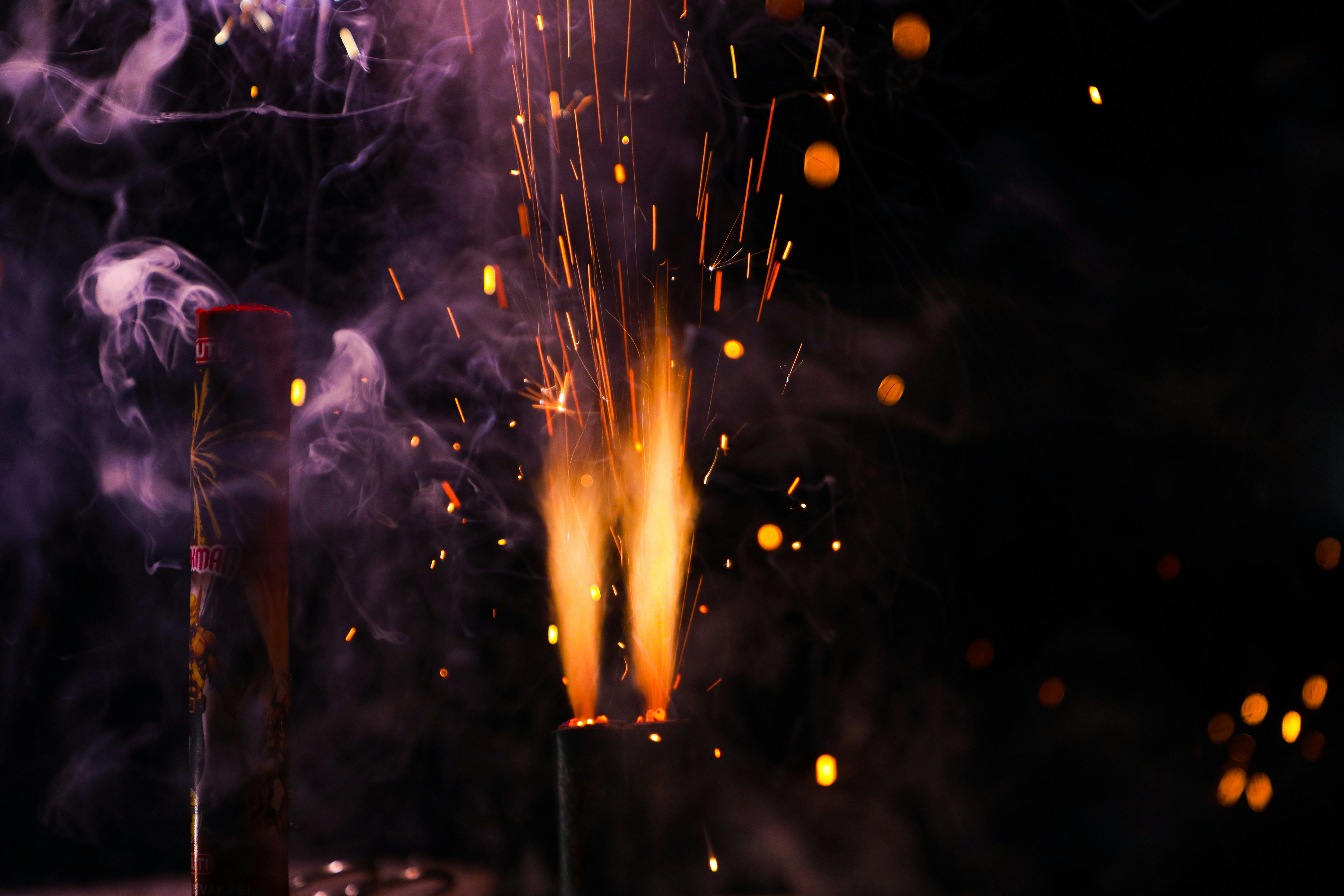 Foto Un par de bengalas que están sobre una mesa – Imagen Fuegos ...