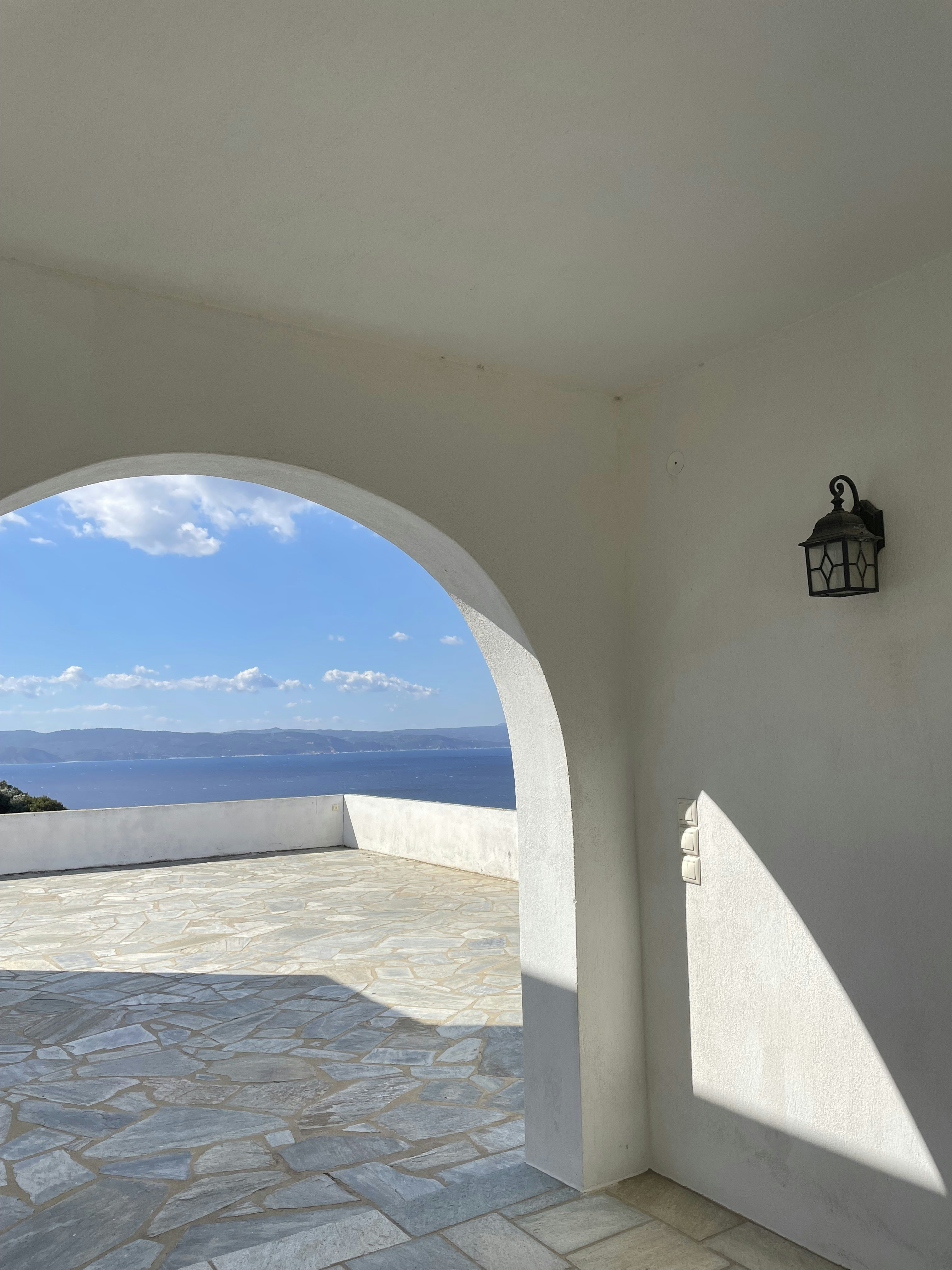 Une porte cintrée avec vue sur l’océan photo – Image gratuite de Grèce ...