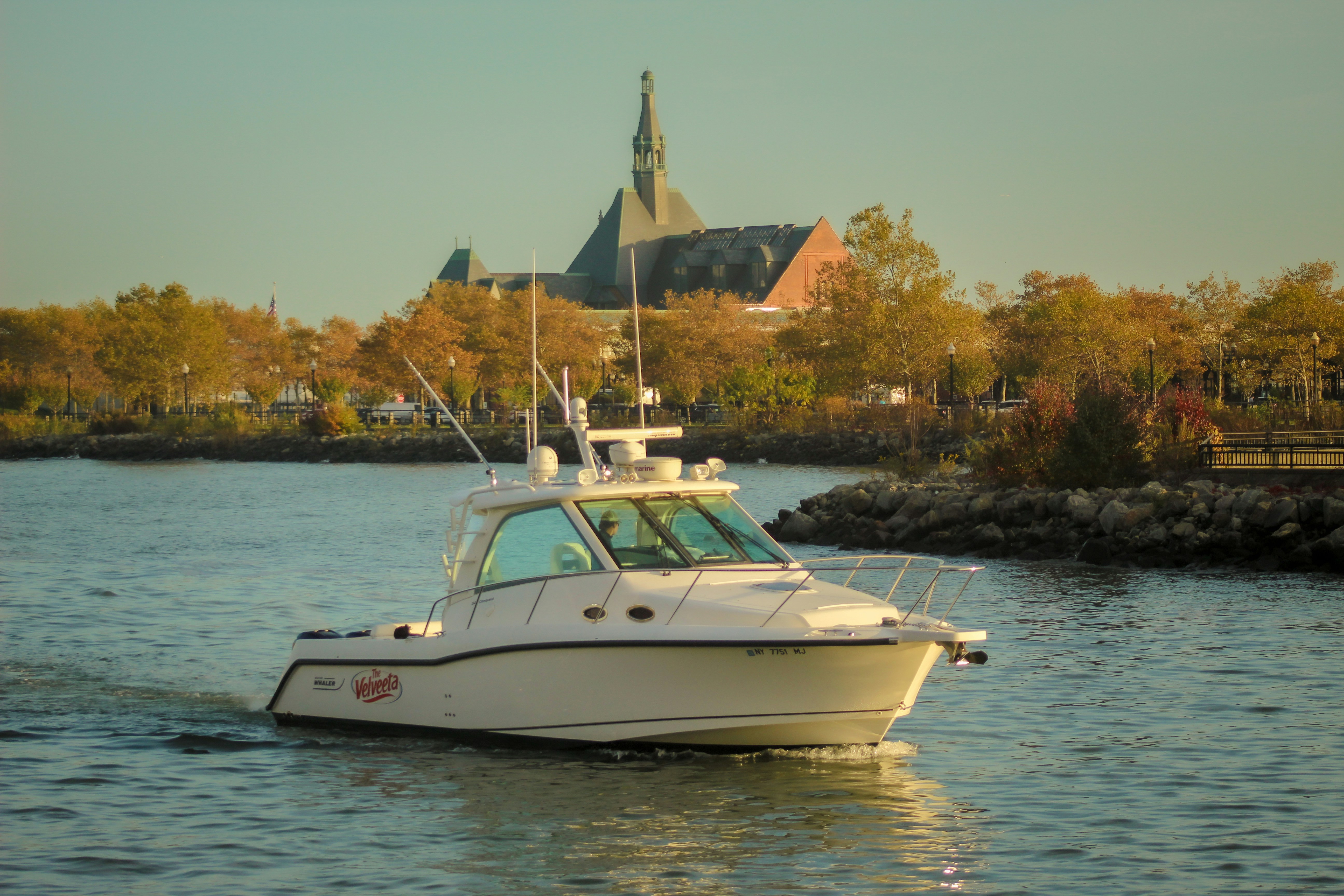 Foto Un bote blanco que viaja por un cuerpo de agua – Imagen Ciudad de ...