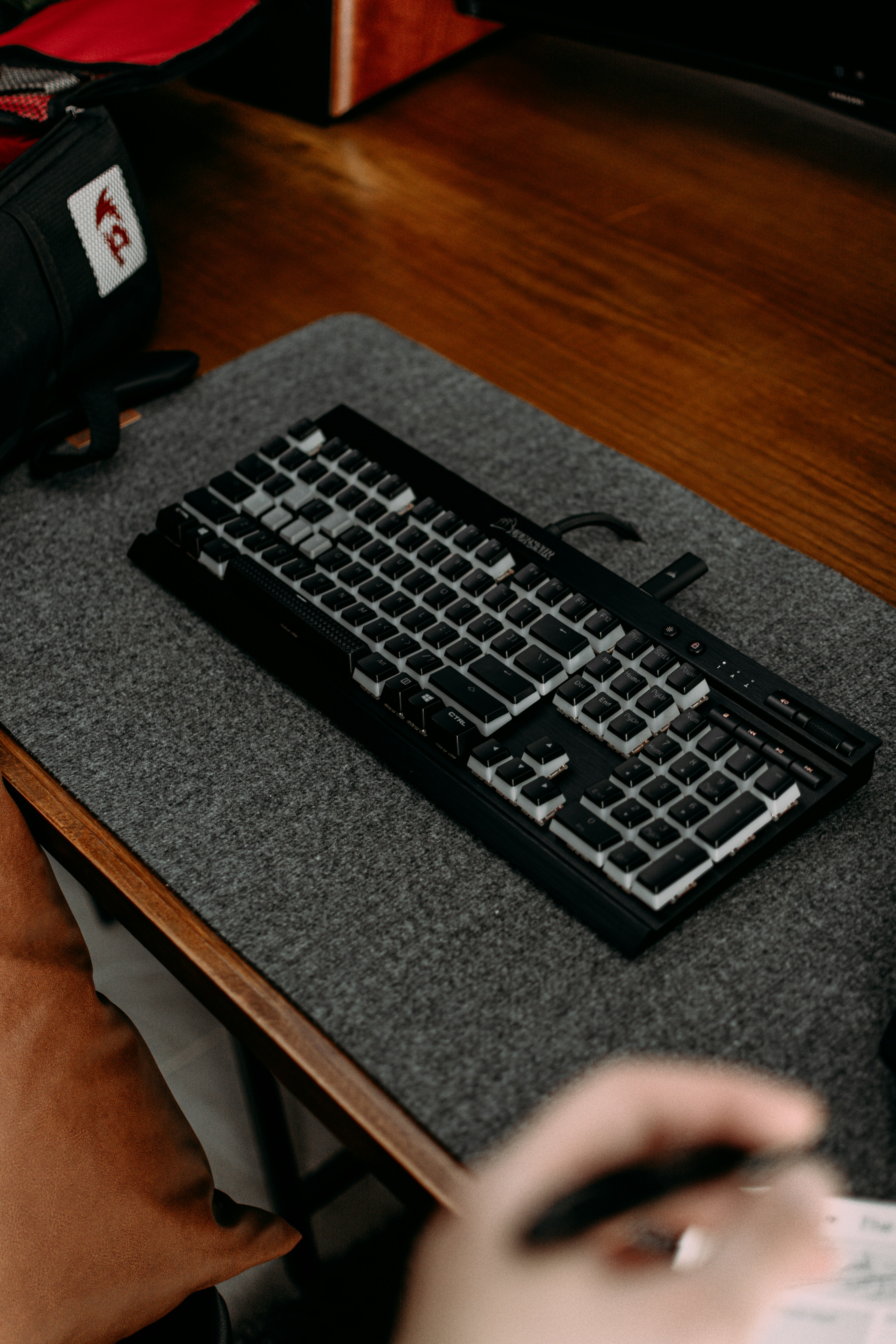 A computer keyboard sitting on top of a desk photo – Free Computer ...
