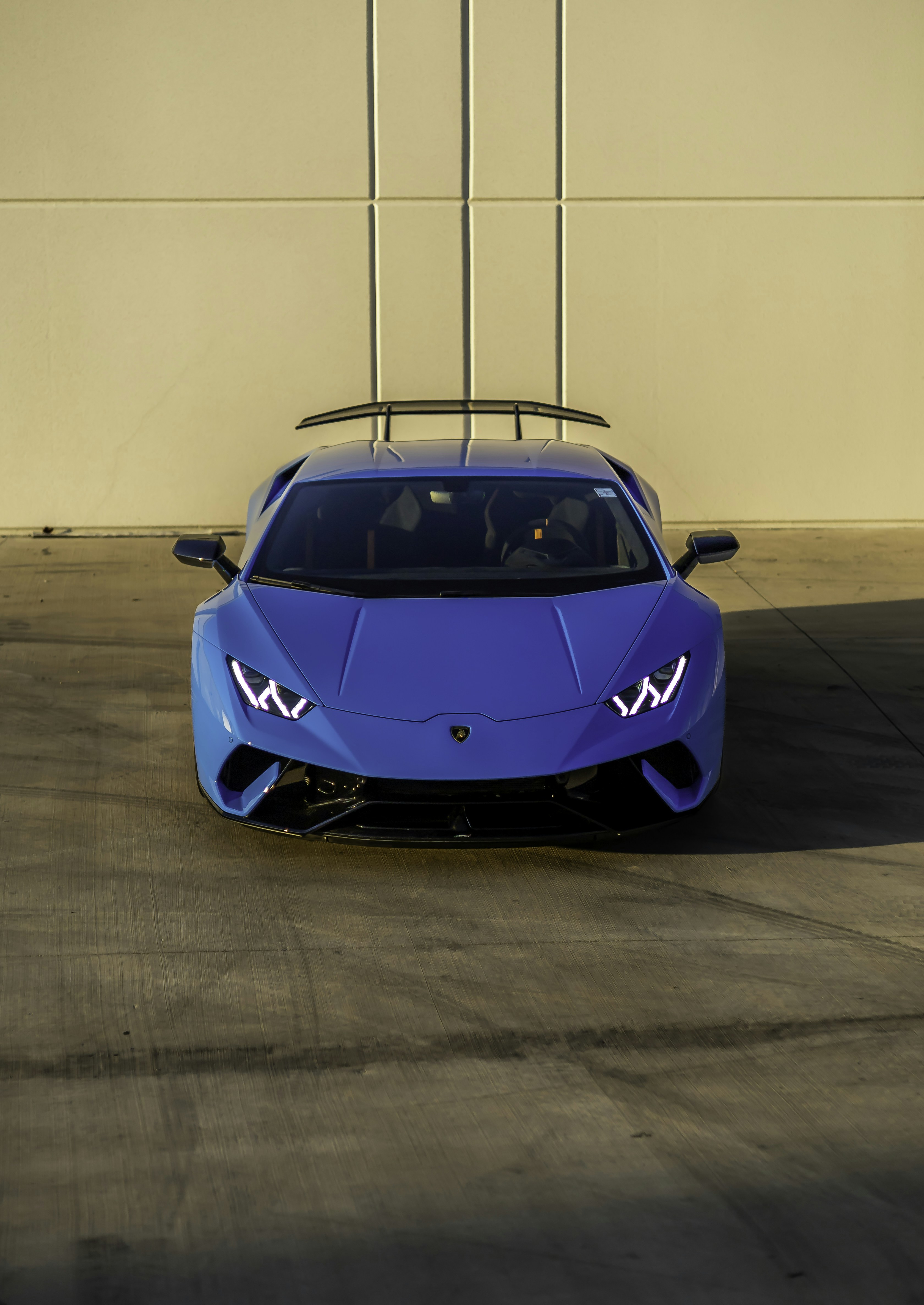 Un auto deportivo azul estacionado en un estacionamiento foto – Imagen ...