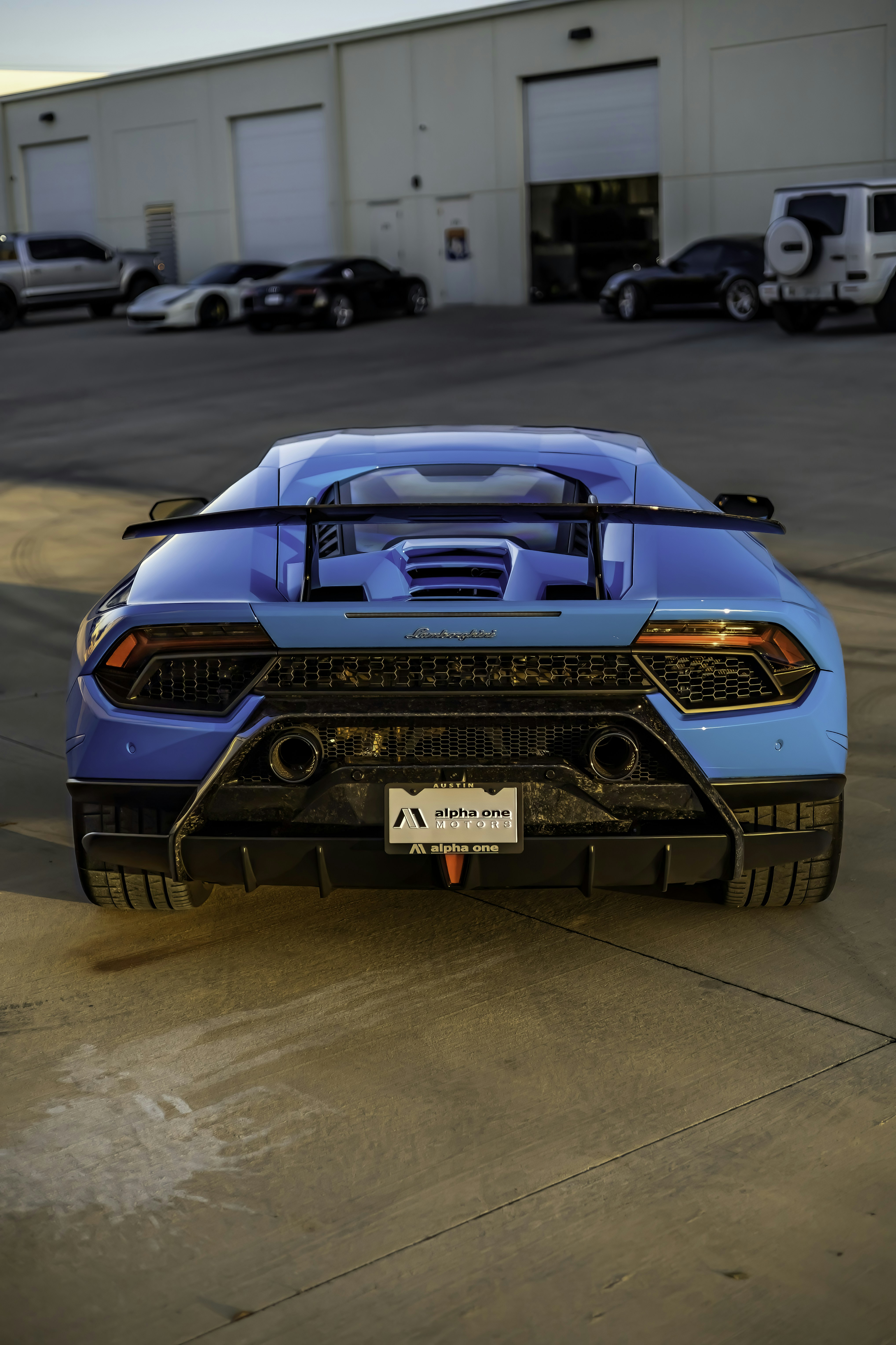 Foto Un auto deportivo azul estacionado frente a un edificio – Imagen ...