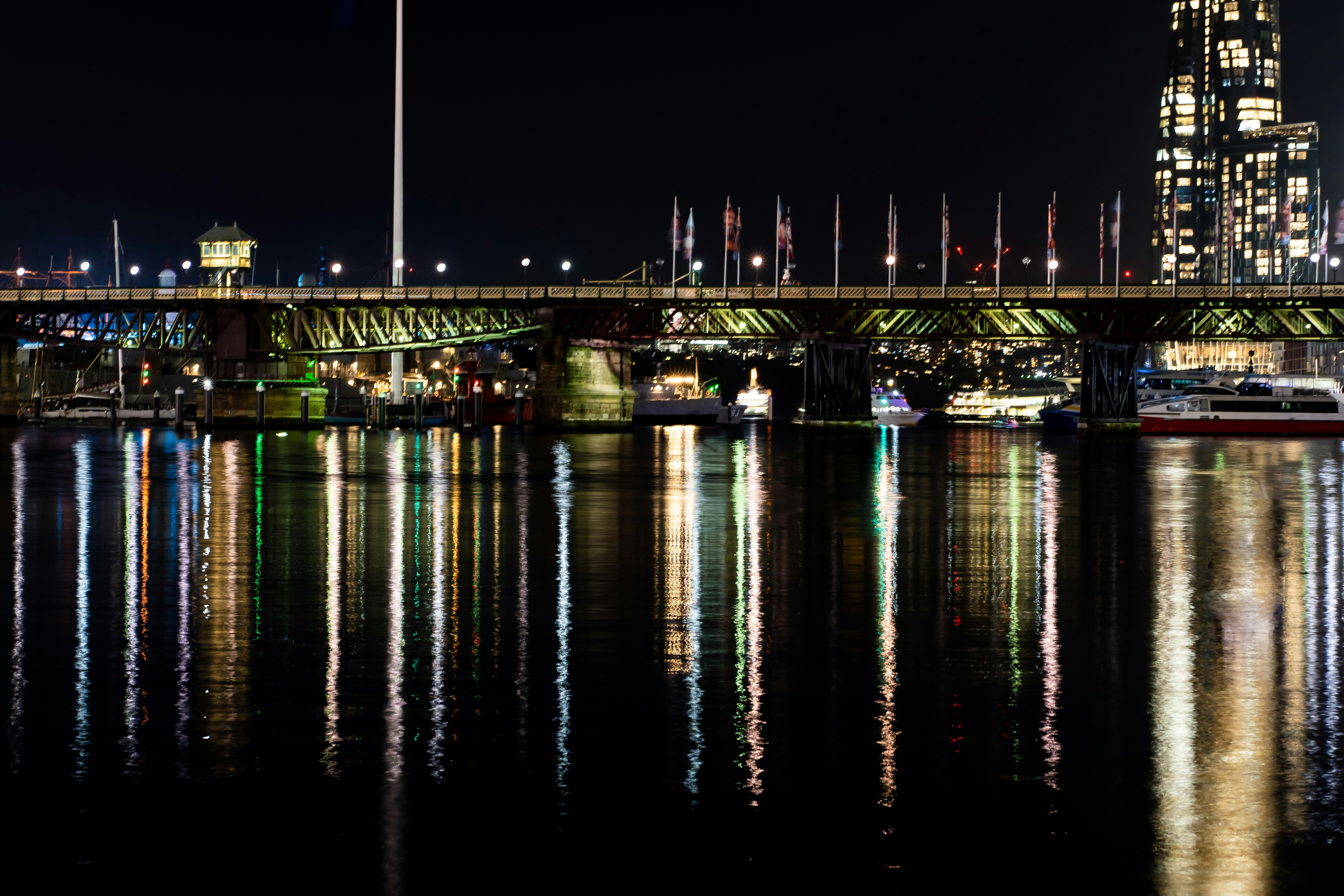 A bridge over a body of water at night photo – Free City Image on Unsplash