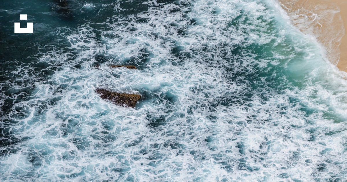 Une vue plongeante sur une plage et un océan photo – Photo Nusa Penida ... Une vue plongeante sur une plage et un océan photo – Photo Nusa Penida ...