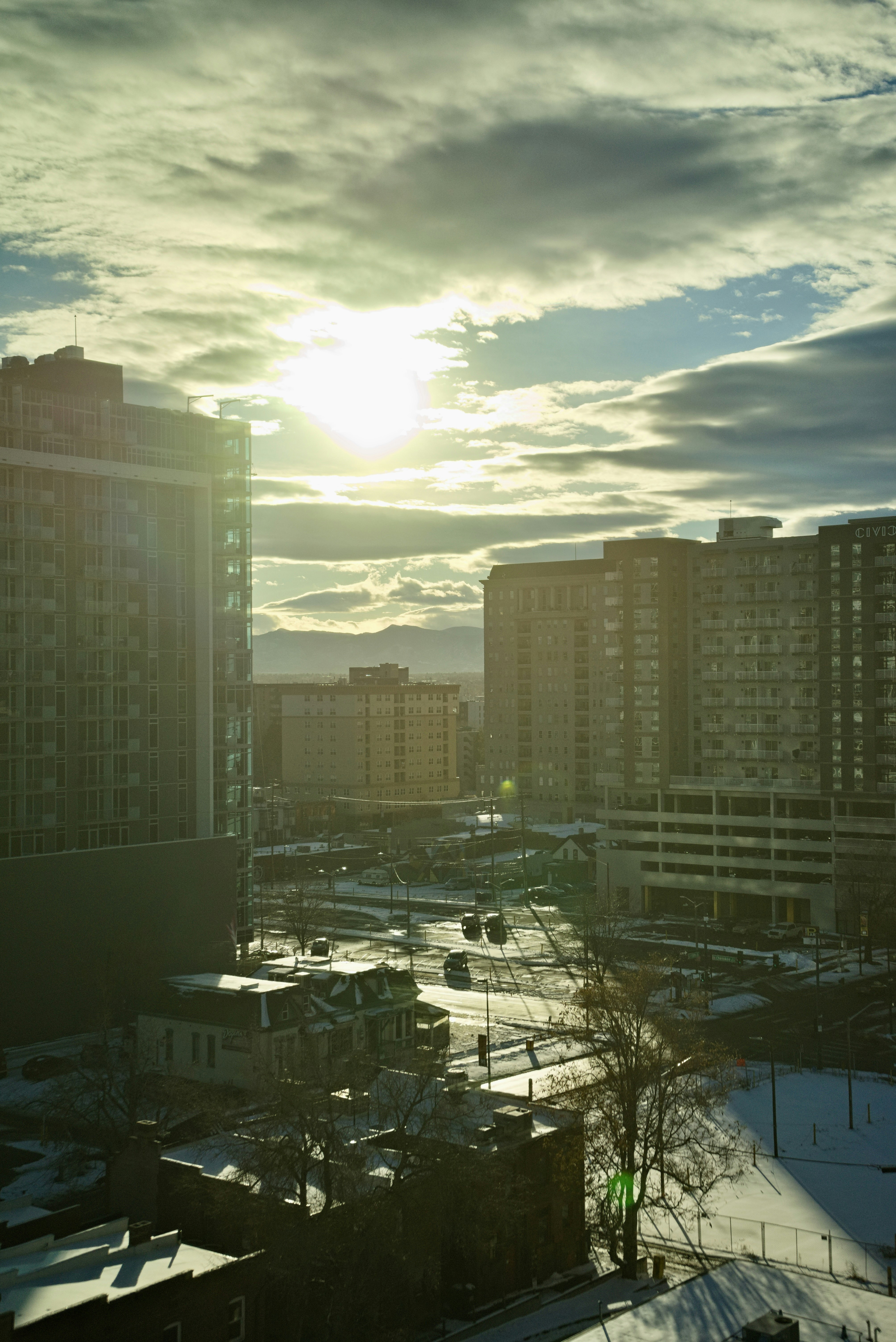 Le soleil se couche sur une ville aux grands immeubles photo – Photo ...