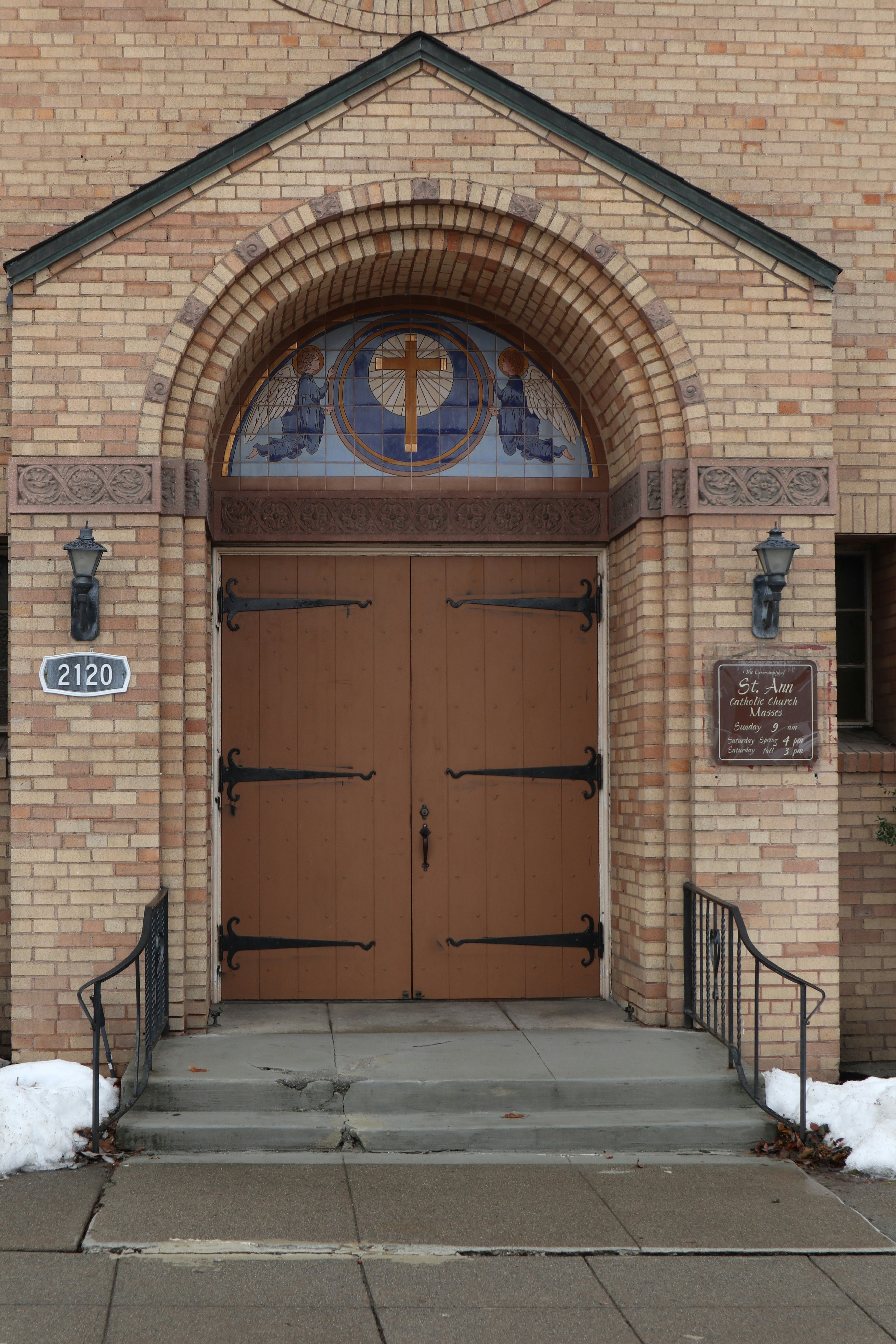 A church entrance with a cross above the door photo – Free Brick Image ...